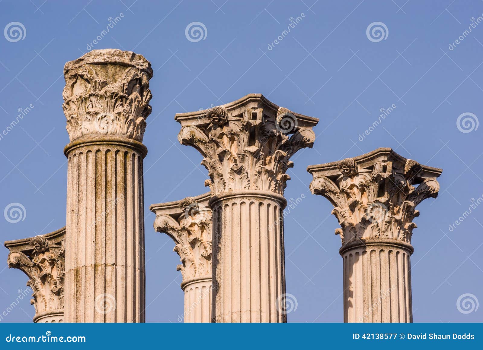 Colonne a Roman Temple, Cordova Immagine Stock - Immagine di colonne ...