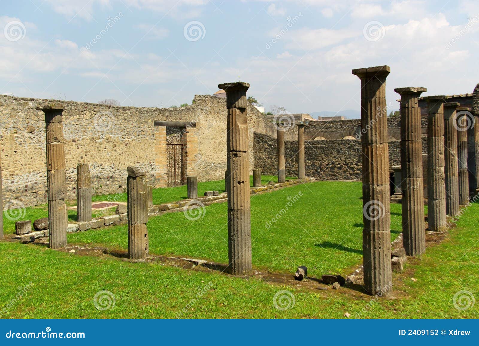 Colonne romane antiche fotografia stock. Immagine di architettura - 2409152