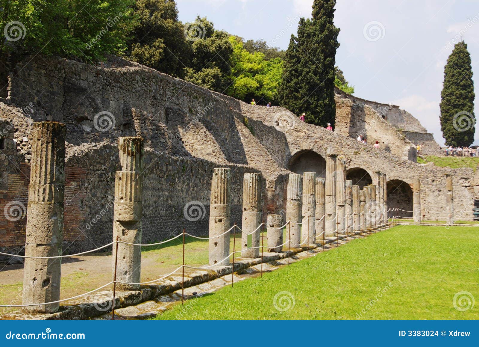 Colonne romane antiche fotografia stock. Immagine di archeologico - 3383024