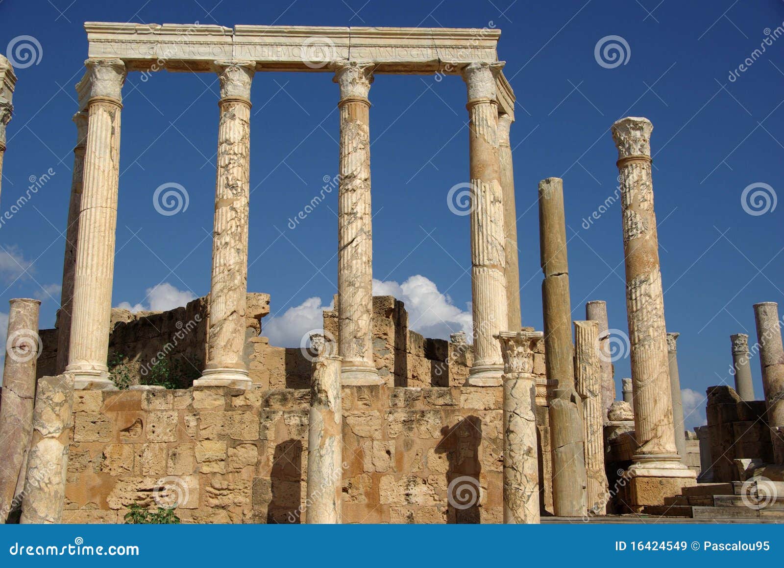 Colonne romane, Libia immagine stock. Immagine di rostro - 16424549