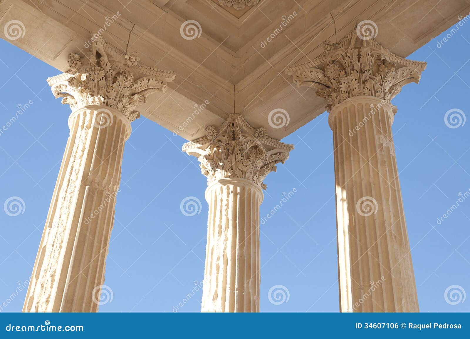 Colonnes Corinthiennes De Style Photo stock - Image du carree, pignon ...