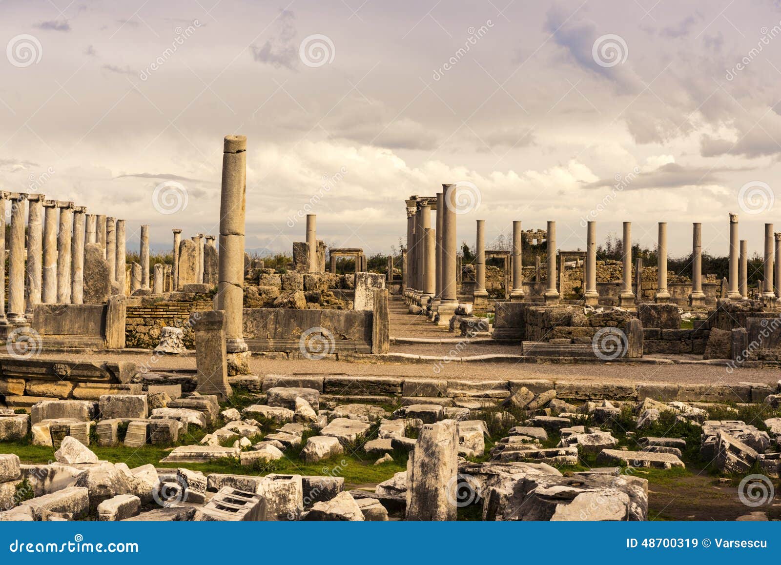 Colonnes D'agora Dans Perge Archaïque Image stock - Image du jour, ciel ...