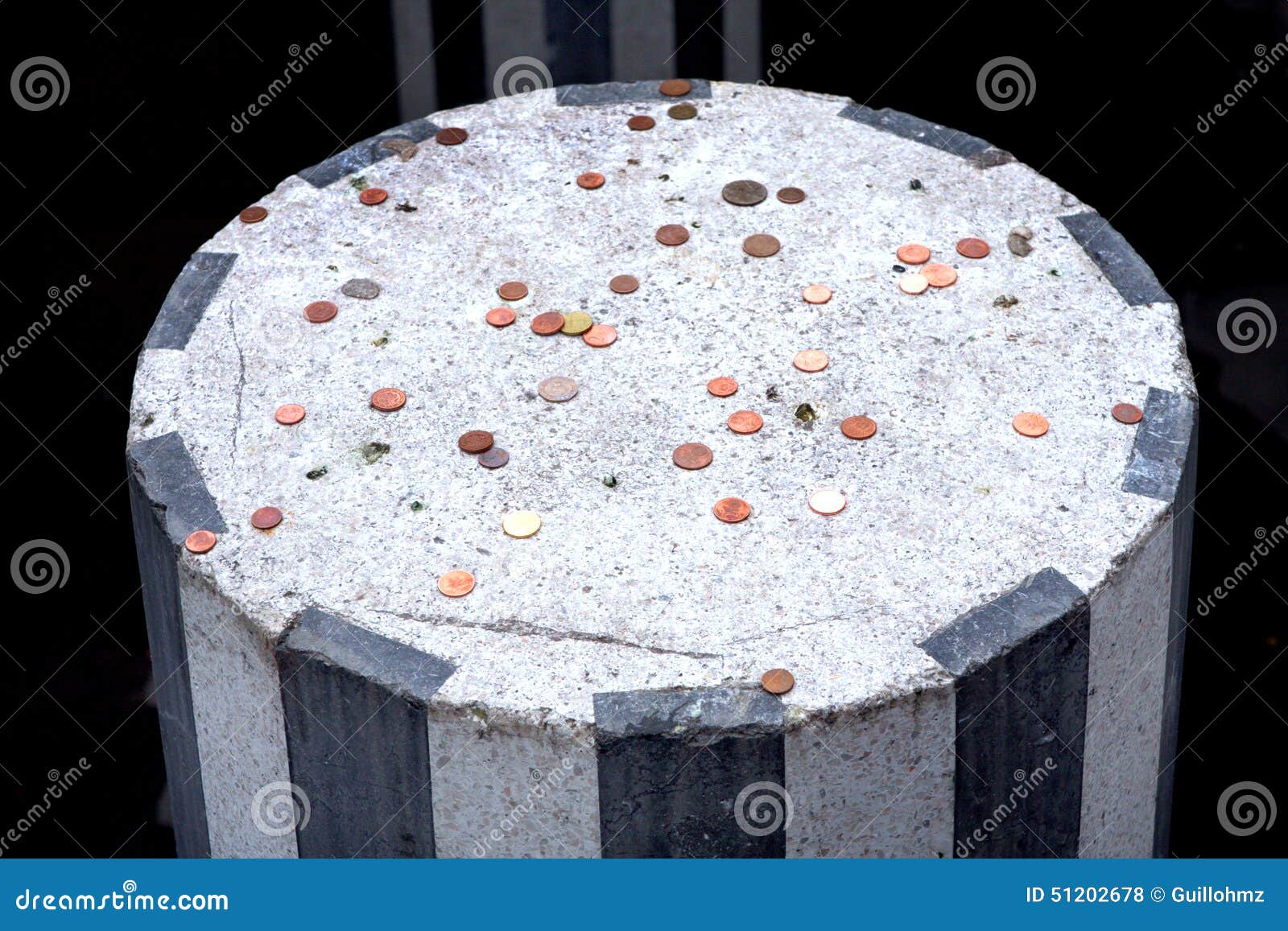 Colonnes de Daniel Buren photo stock. Image du paris - 51202678