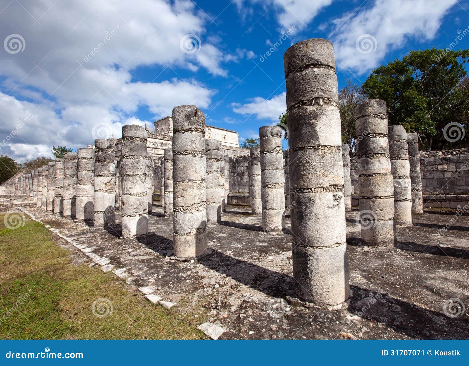 Colonnes En Pierre Antiques. Chichen Itza, Mexique Image stock - Image ...