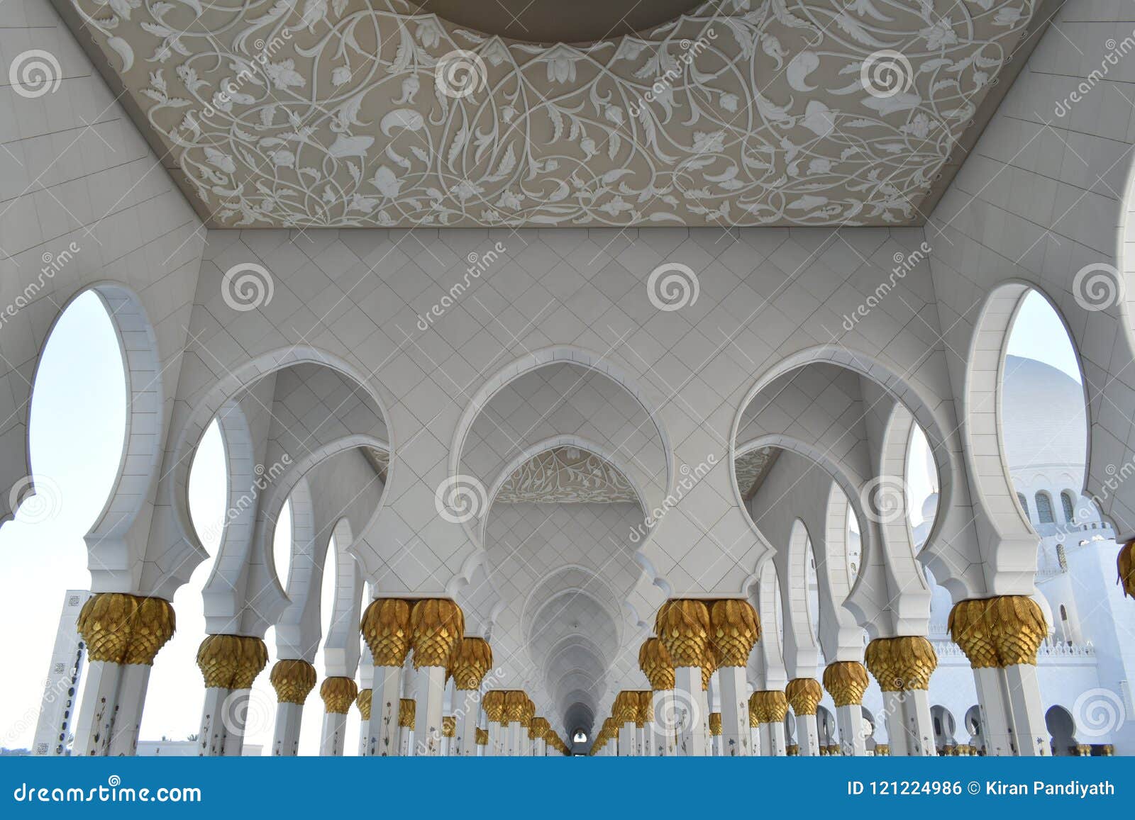 Colonnes Gilted Par or Sheikh Zayed Grand Mosque Photo stock - Image du ...