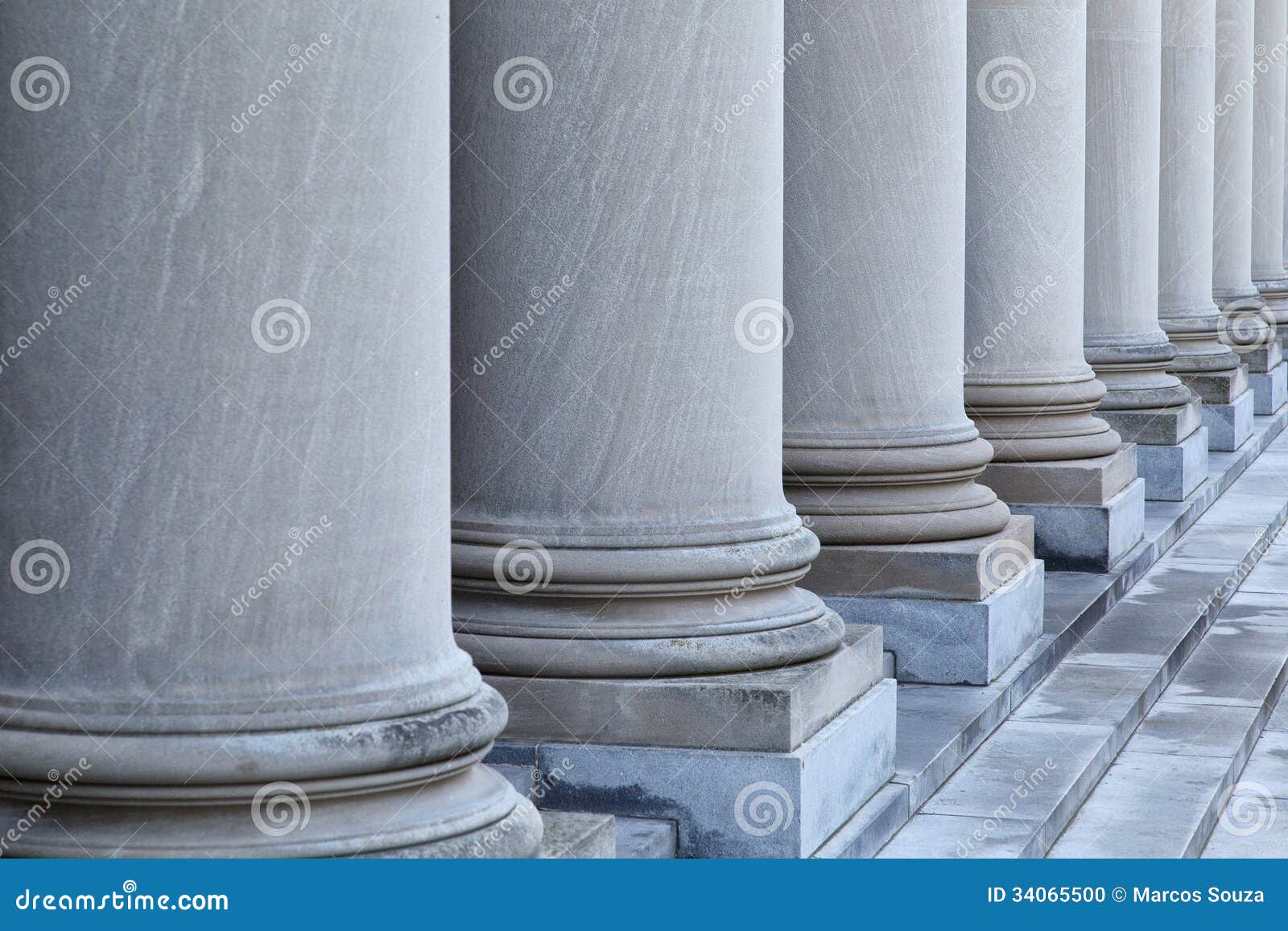 Colonnes grecques photo stock. Image du pilier, repère - 34065500