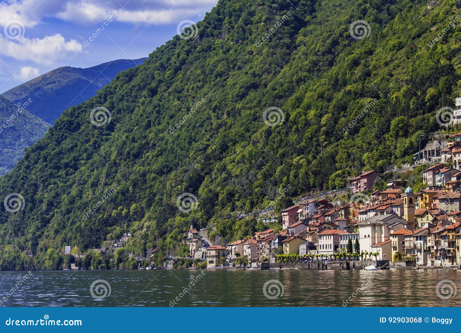Colonno, lago Como, Italia foto de archivo. Imagen de bosque - 92903068