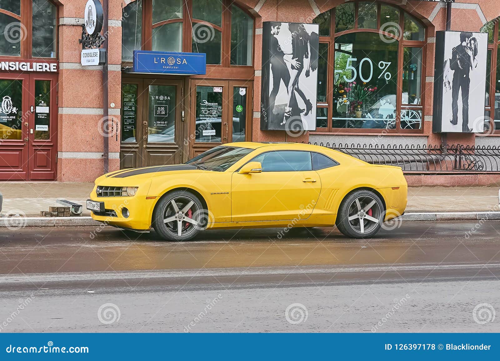 Color Del Amarillo De Chevrolet Camaro Foto de archivo editorial ...