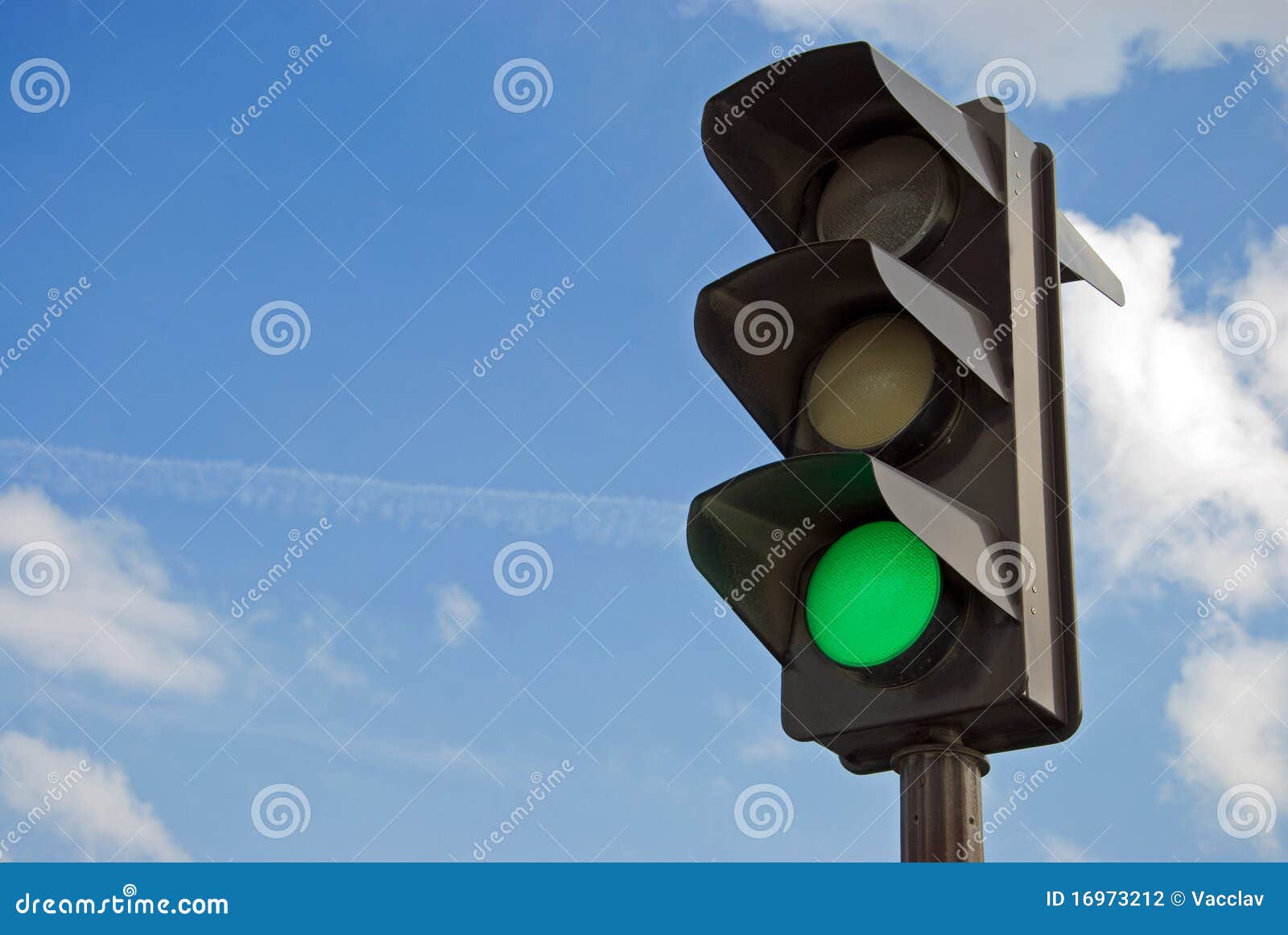 Color verde en el semáforo foto de archivo. Imagen de cambio - 16973212