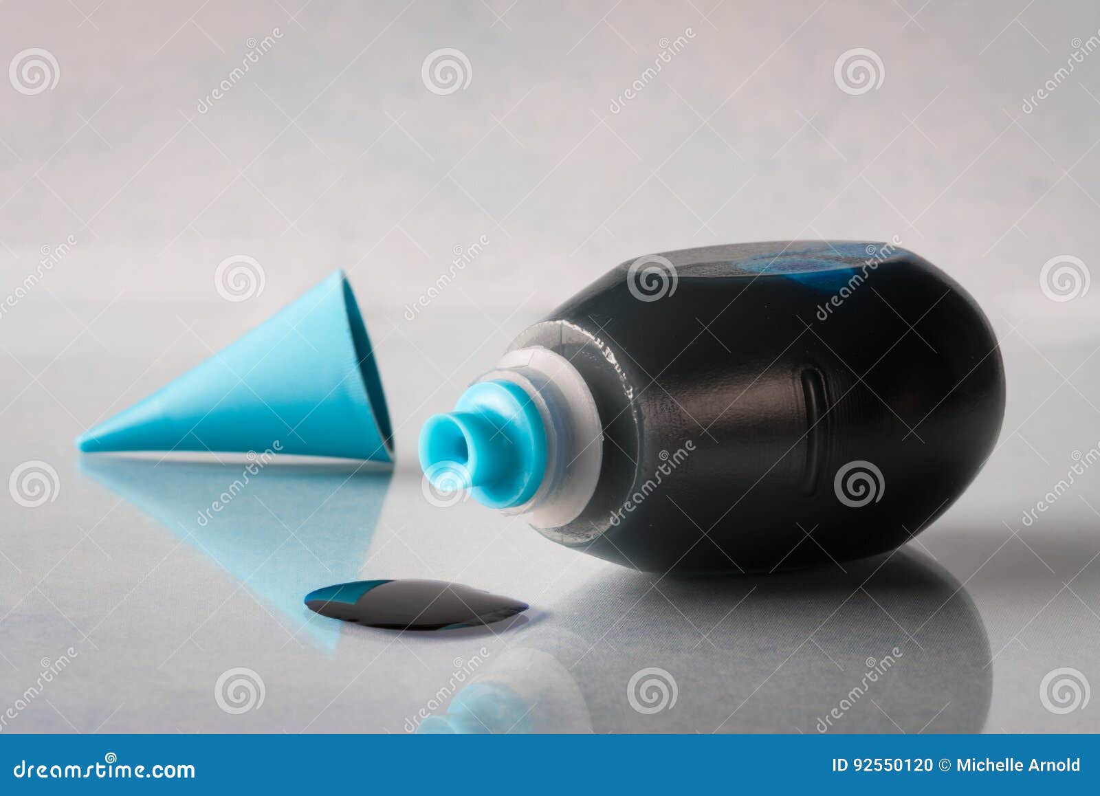 Colorante alimentario azul foto de archivo. Imagen de colorido - 92550120