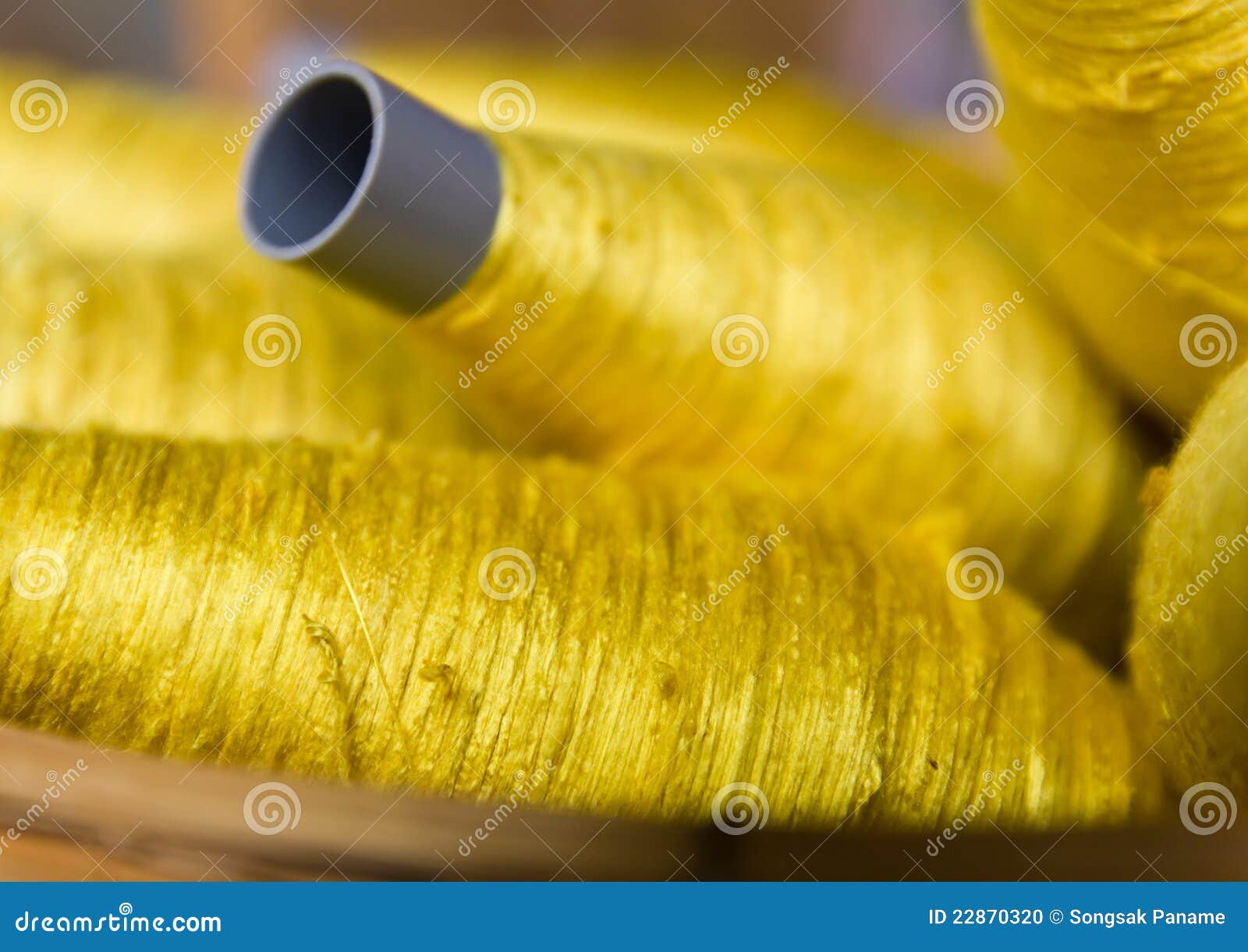 Colore Dorato Dei Filati Cucirini Fotografia Stock - Immagine di ...