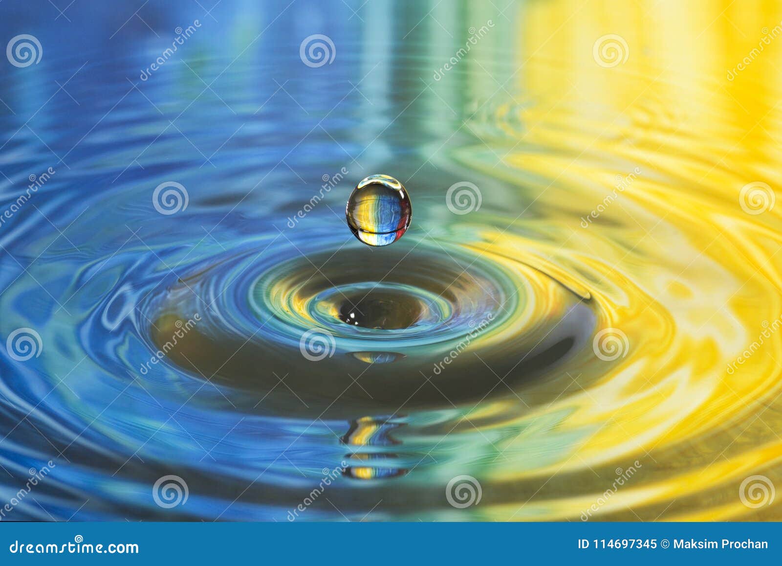 Colored Water Splash, Background of a Drop Falling into the Water Stock ...