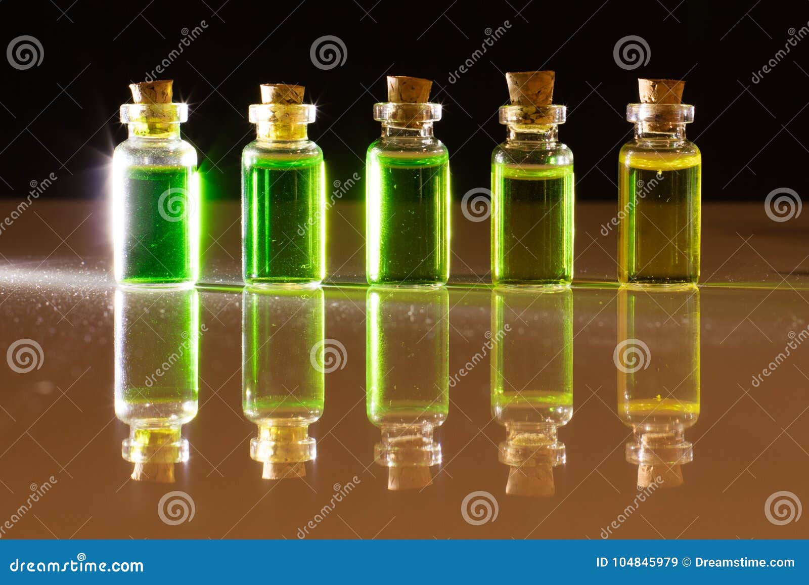 Colores de las botellas imagen de archivo. Imagen de diferente - 104845979