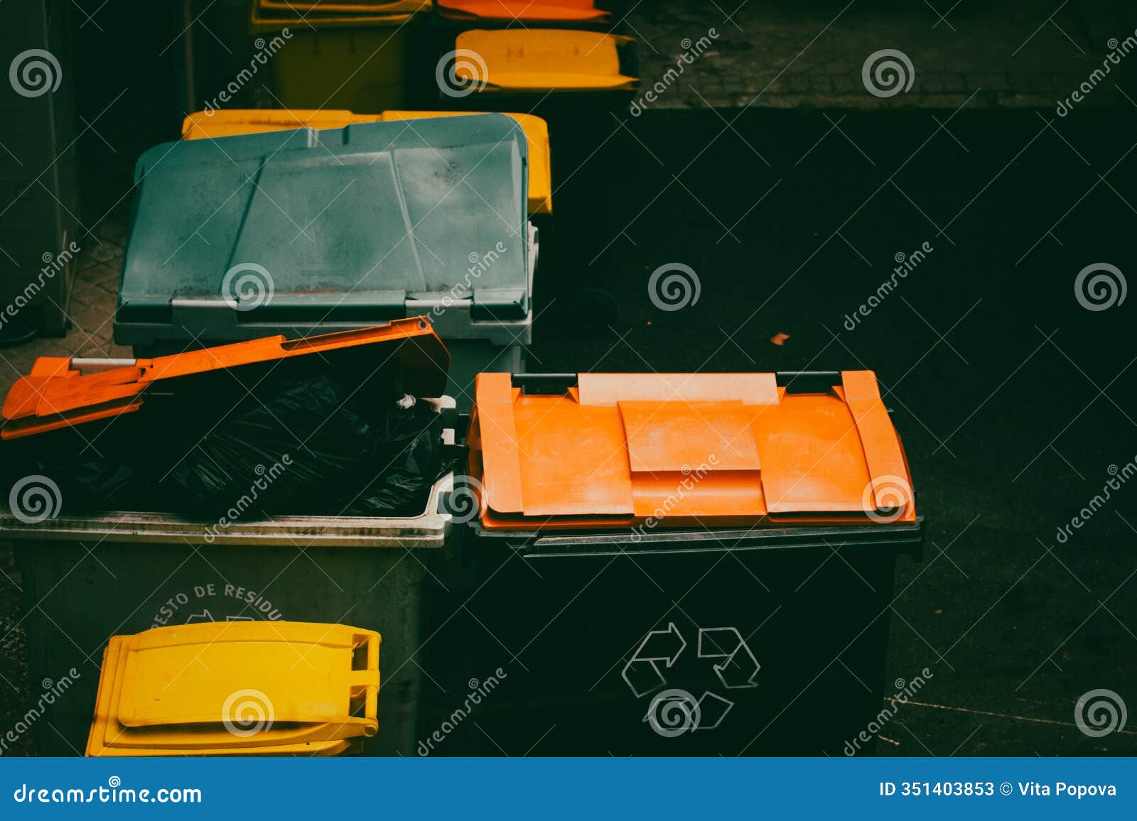 4 Types Of Sorting Trash Bins With Labels In Thai Stock Photo ...