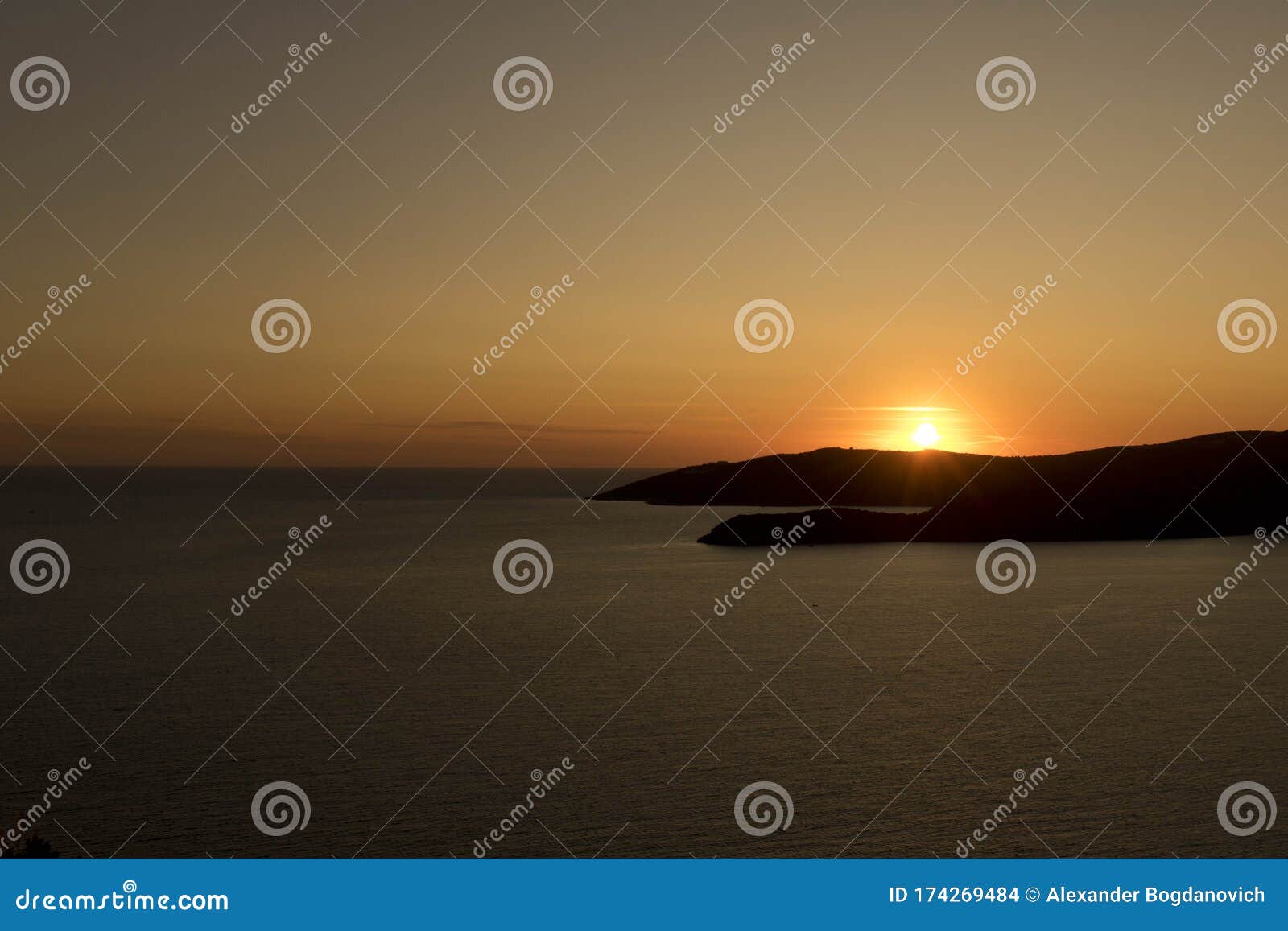 Colorful Ocean Sunset with the Setting Sun. Seascape at Sunset Stock ...