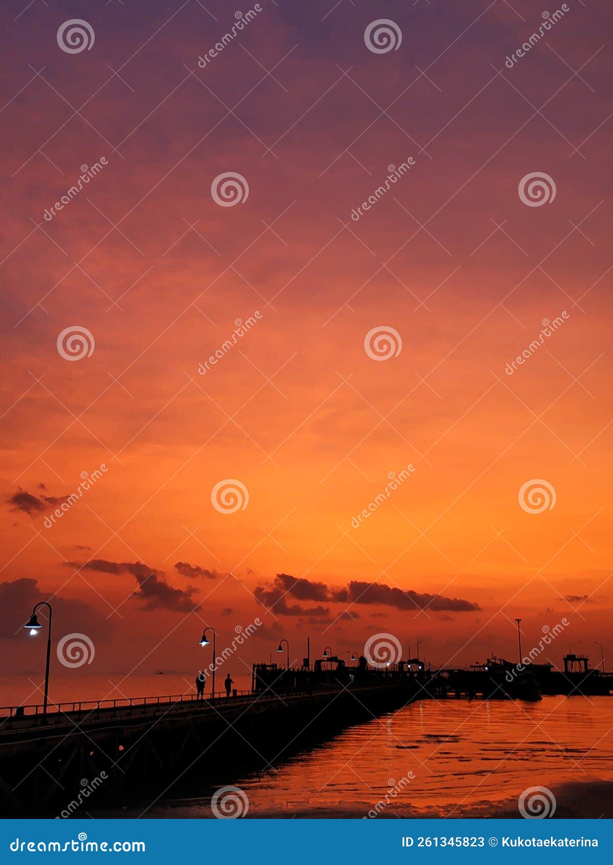 Colorful Sunset on the Beach. Reflection of the Sunset Sky in the Water ...