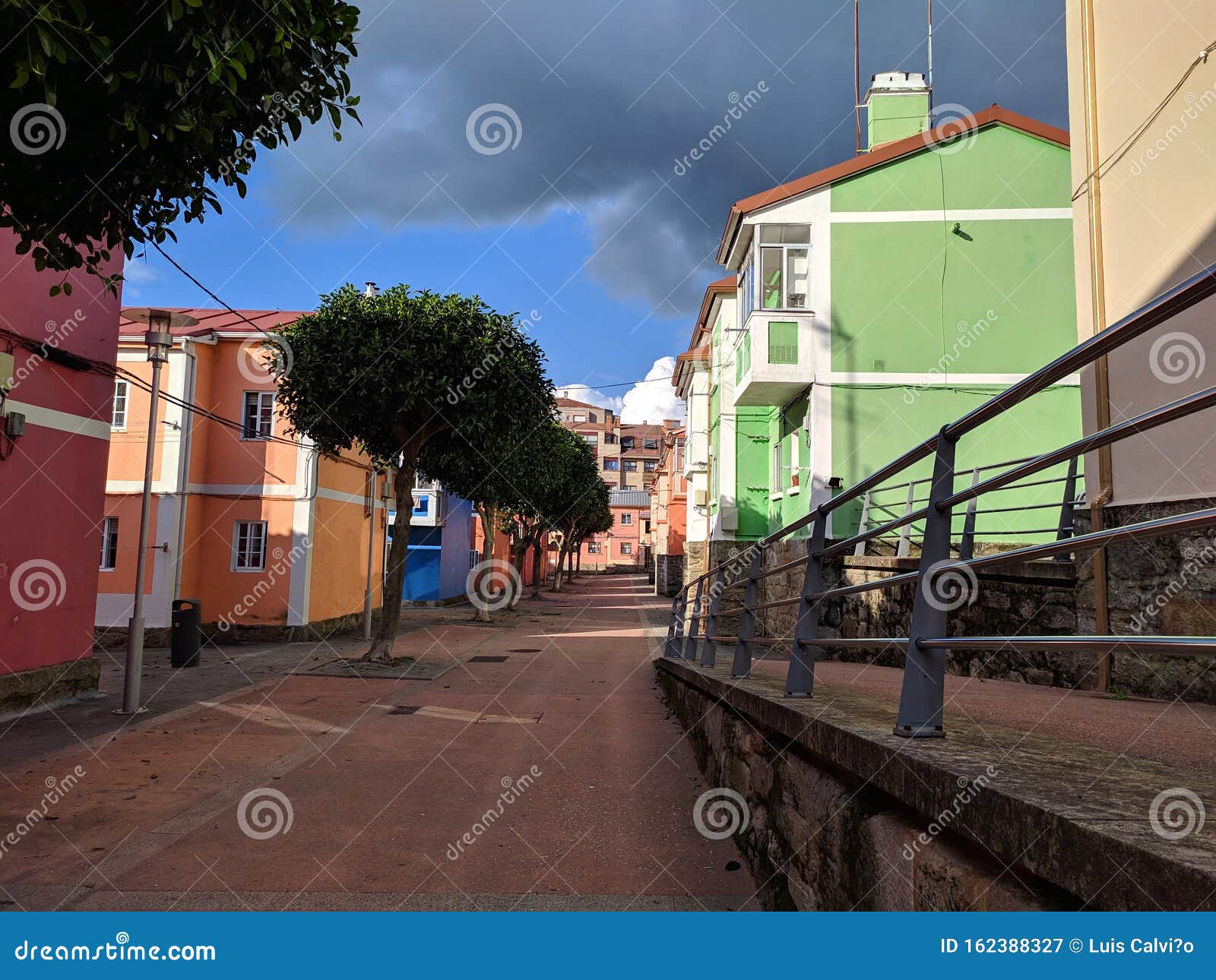 Colorido Barrio De Mi Ciudad Imagen de archivo - Imagen de ciudad ...