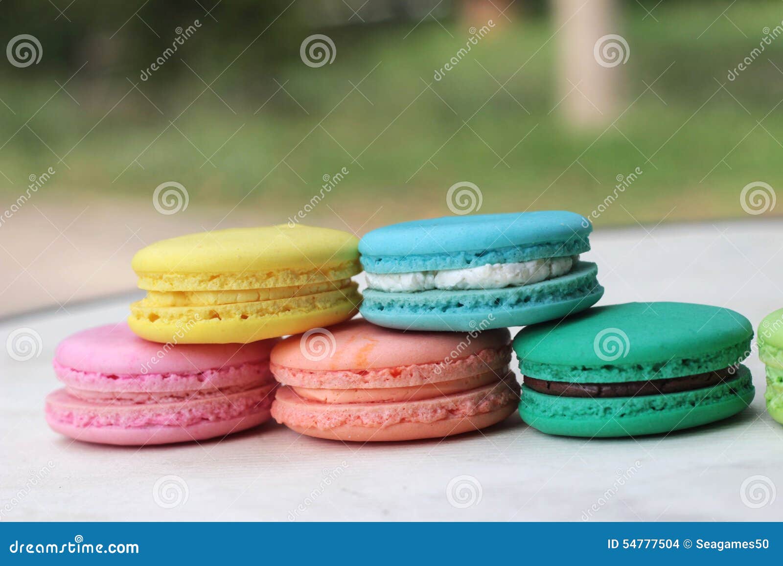 Colorido Multi De Los Macarrones Franceses Es Delicioso Foto de archivo ...