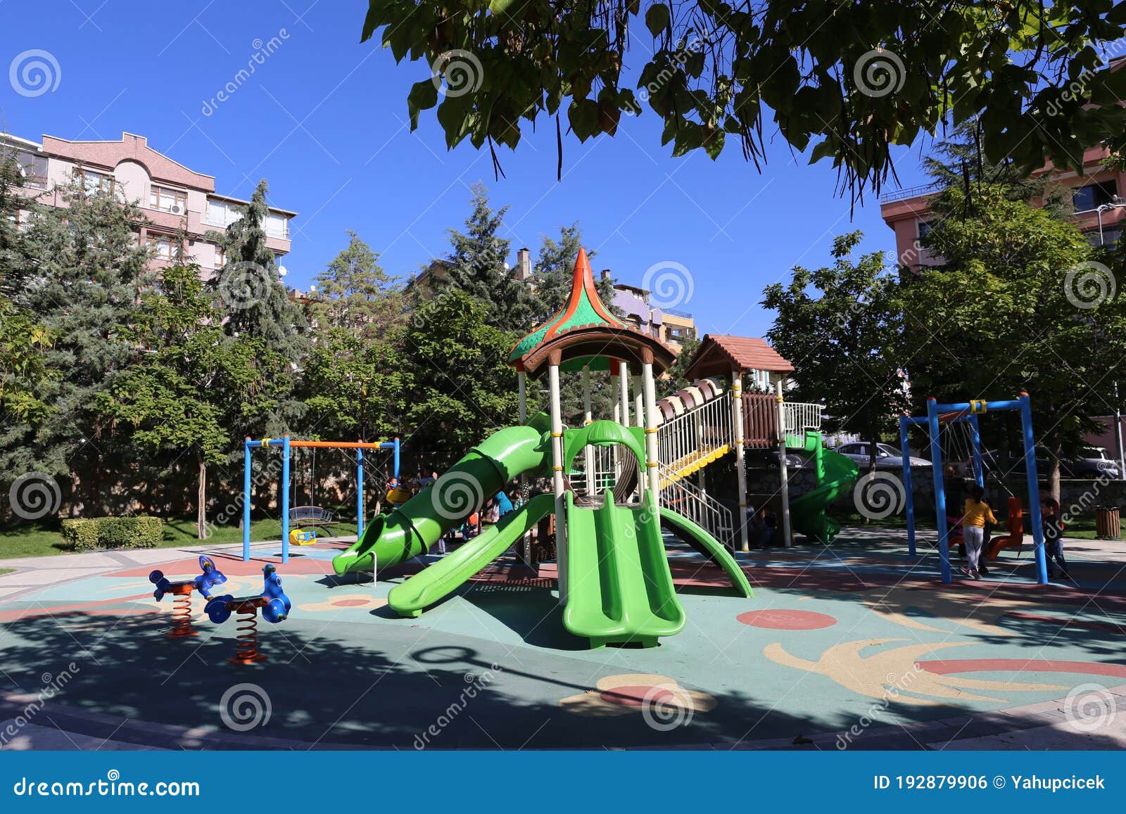 Colorido Patio En El Parque. Arquitectura De Ejercicios. Foto editorial ...