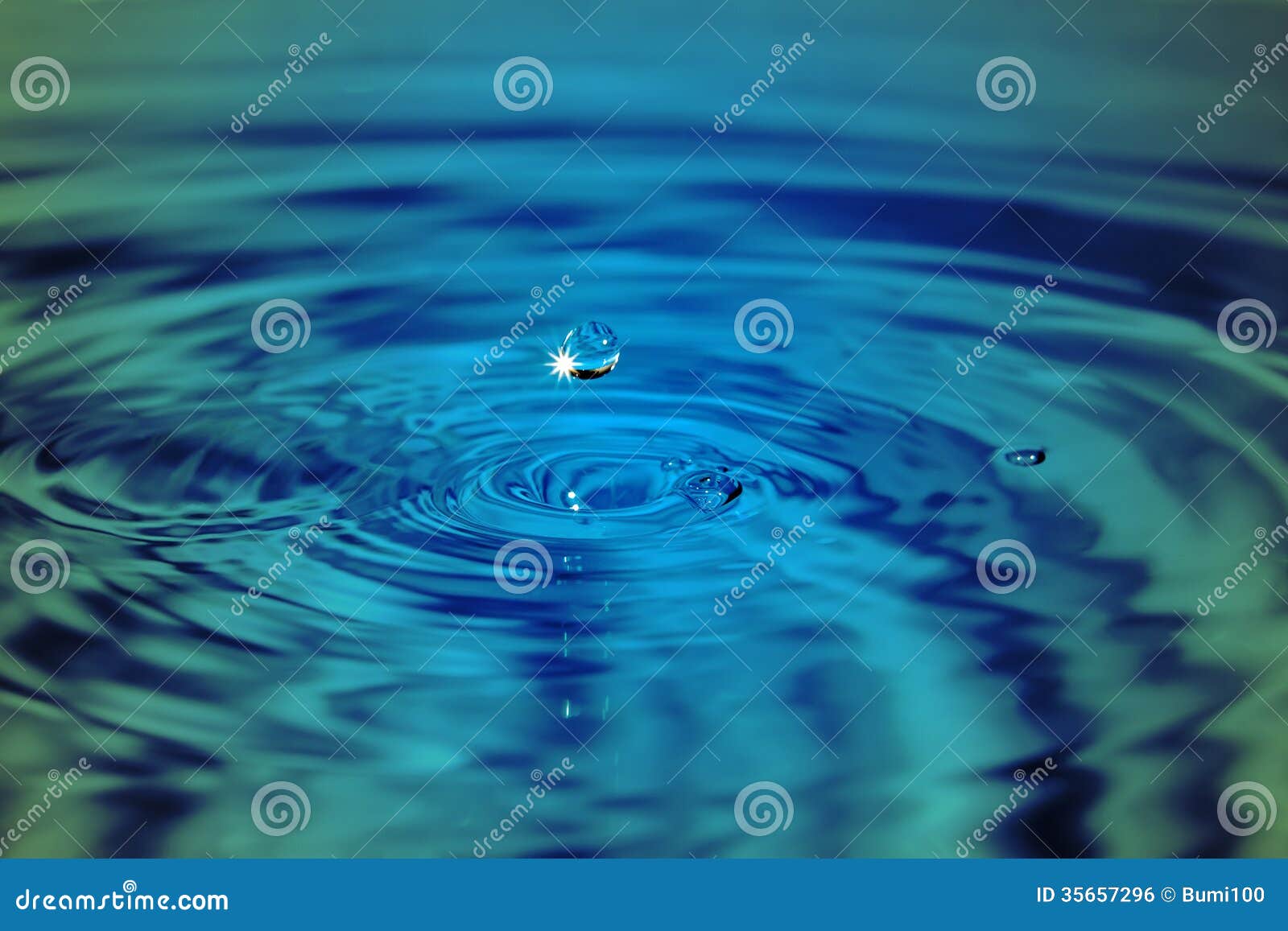 Colorize Droplet in Focus Falls into Circles Water Stock Photo - Image ...