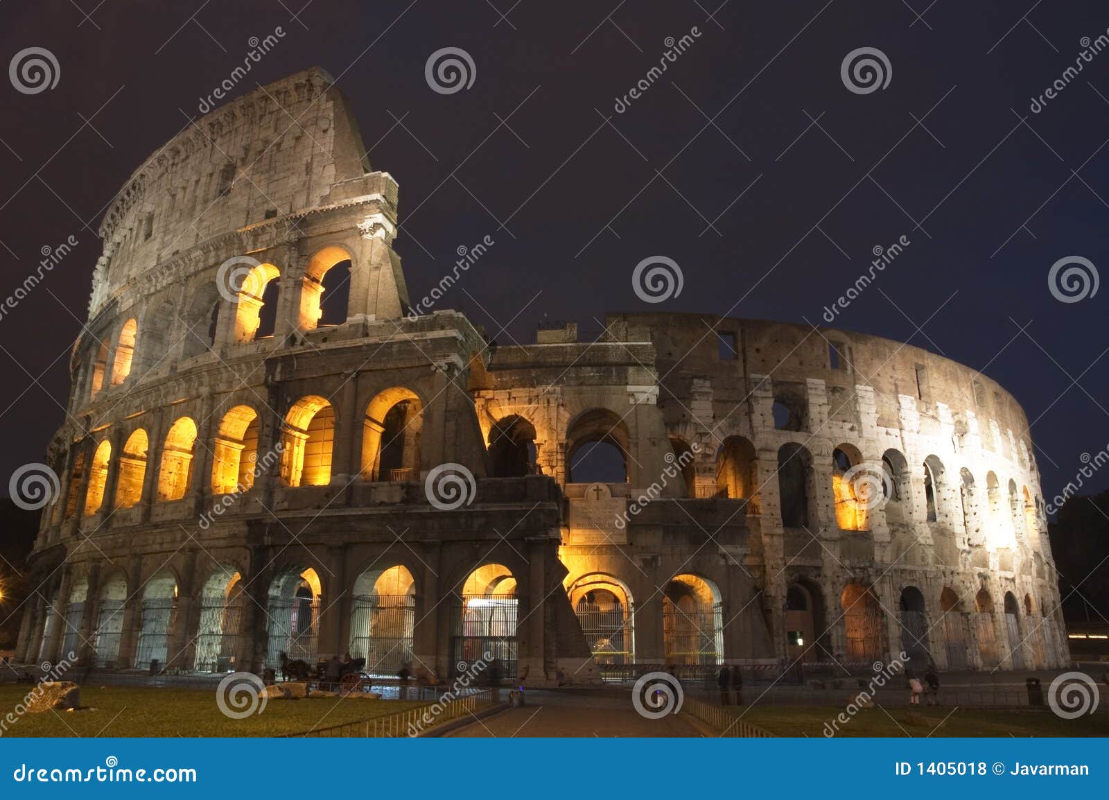 Colosseo alla notte fotografia stock. Immagine di colosseo - 1405018