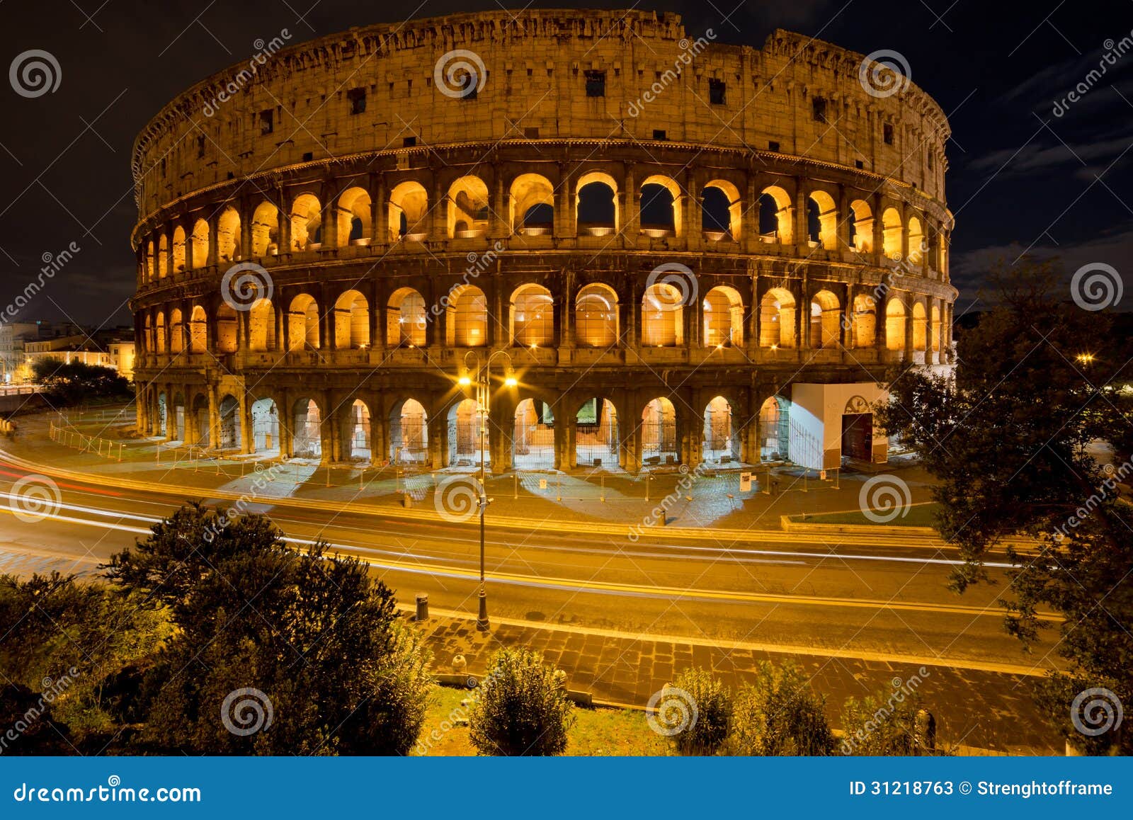 Colosseo Di Notte, Roma Italia Immagine Stock - Immagine di crepuscolo ...