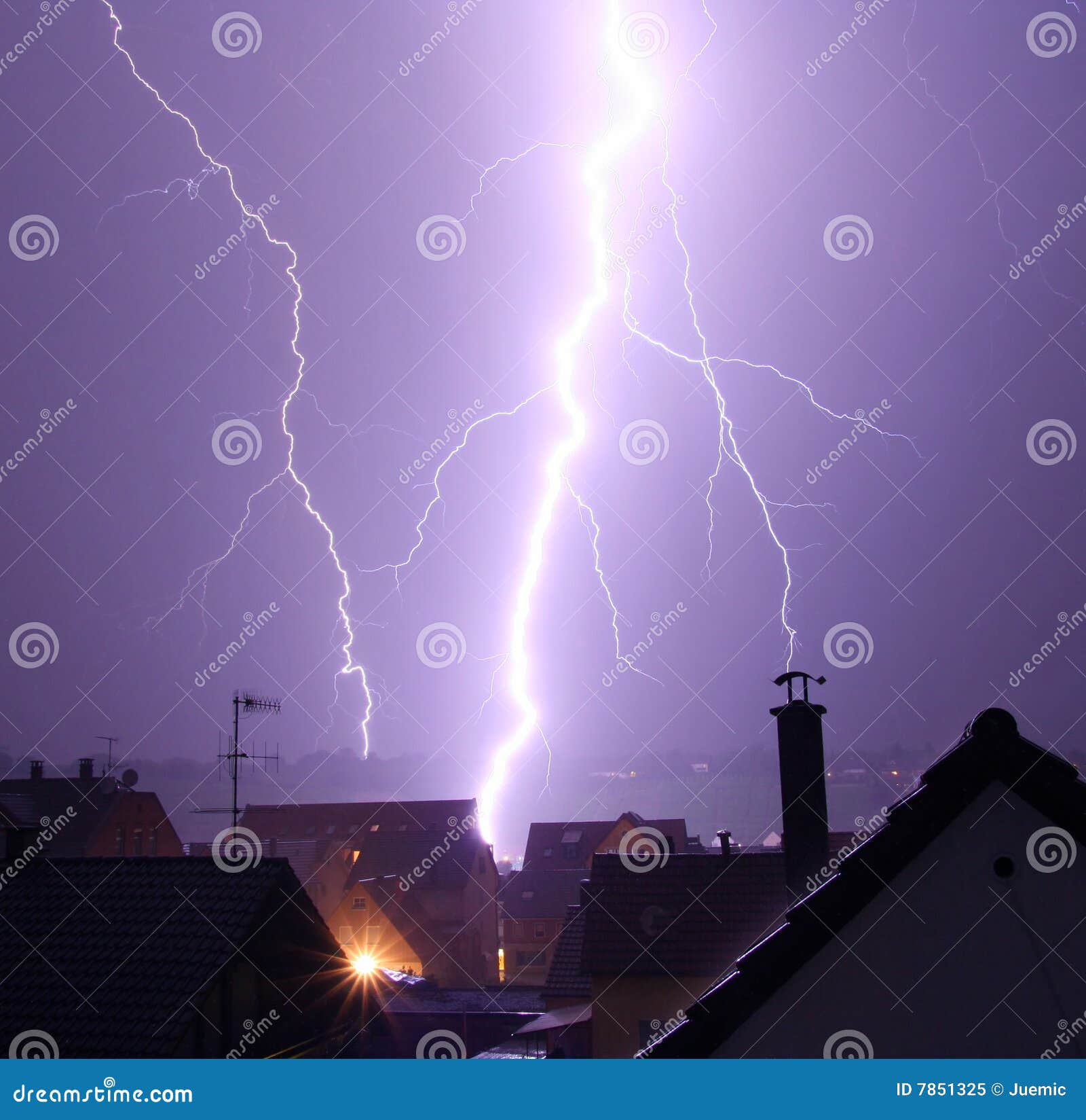 Colpo di lampo immagine stock. Immagine di potenza, puntura - 7851325