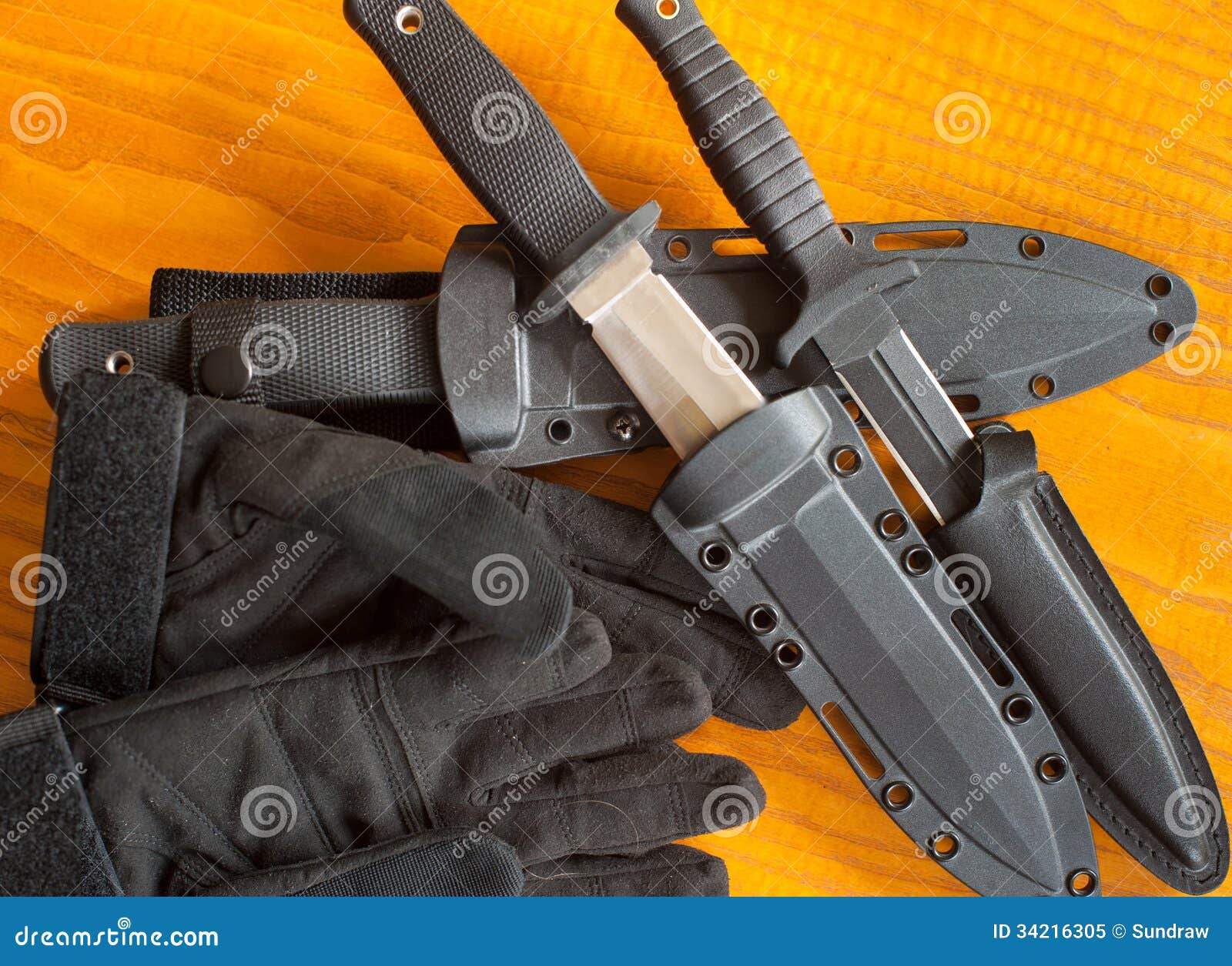 Coltelli e guaina militari immagine stock. Immagine di nero - 34216305
