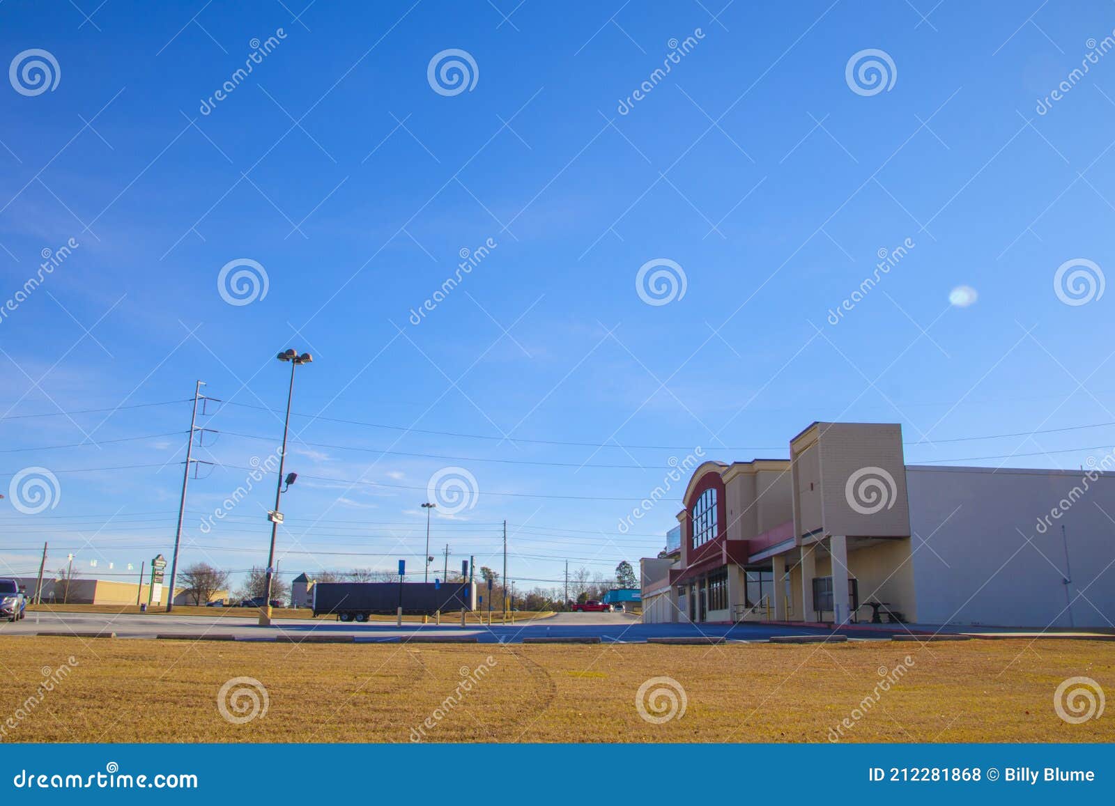 Empty Retail Store Large Retail Space for Lease Distant View Editorial ... Empty Retail Store Large Retail Space for Lease Distant View Editorial ...