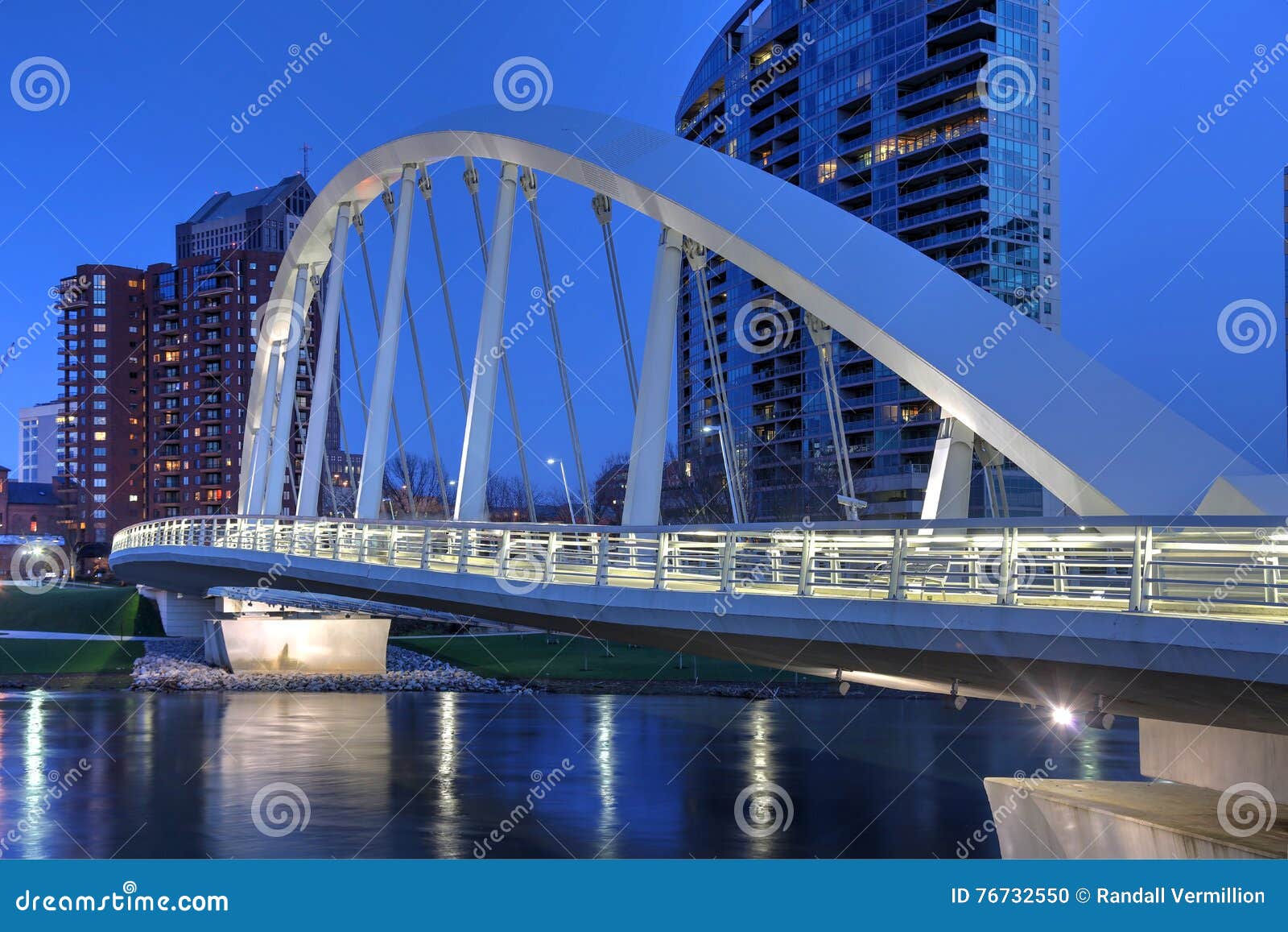 Columbus, Ohio at dusk stock photo. Image of ohio, water - 76732550