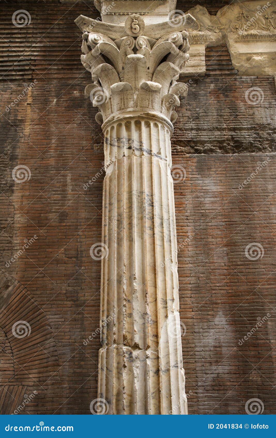 Columna en Roma, Italia. foto de archivo. Imagen de color - 2041834