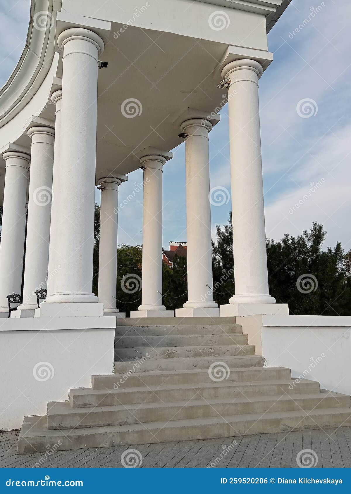 Columnas Blancas En El Parque Foto de archivo - Imagen de fachada ...
