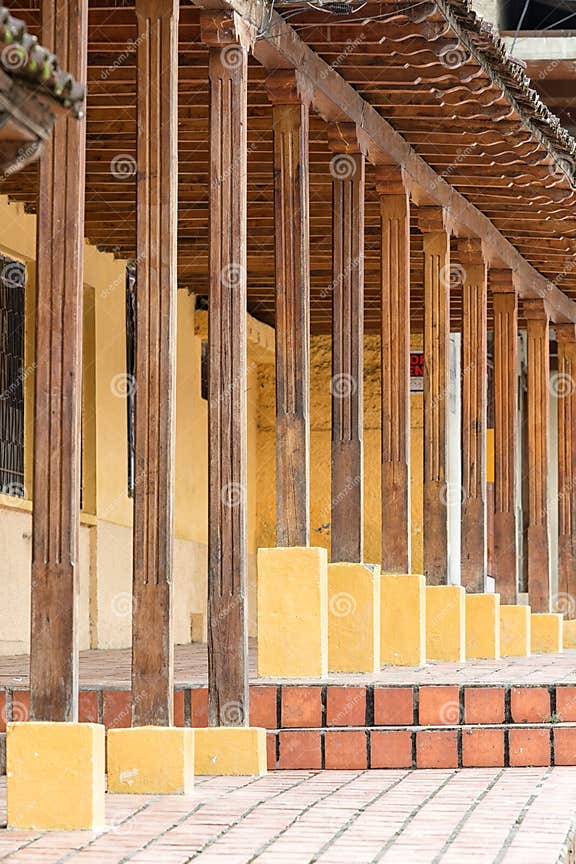 Columnas Coloniales De Madera Del Estilo Foto de archivo - Imagen de ...