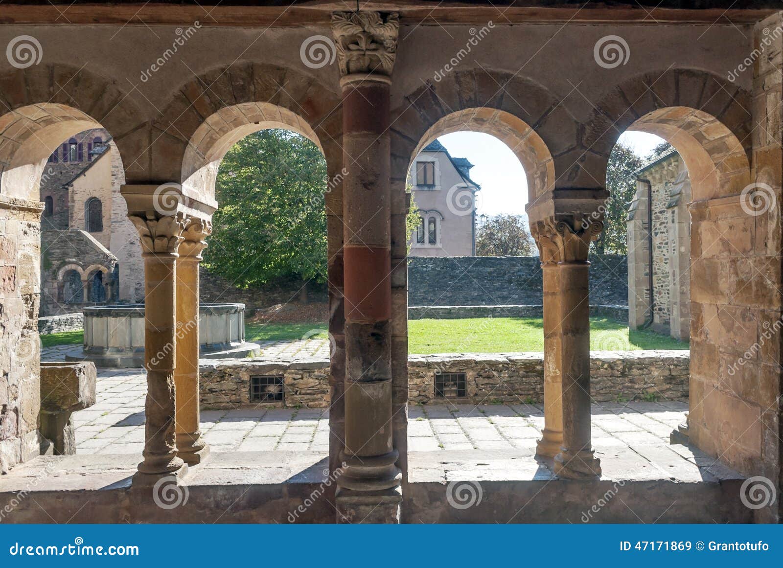 Columnas con los arcos imagen de archivo. Imagen de horizontal - 47171869