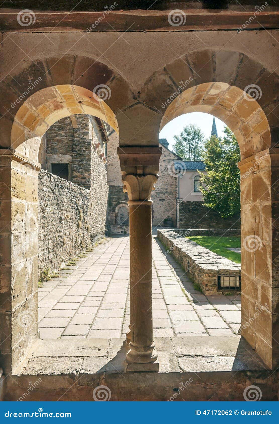Columnas con los arcos foto de archivo. Imagen de casa - 47172062