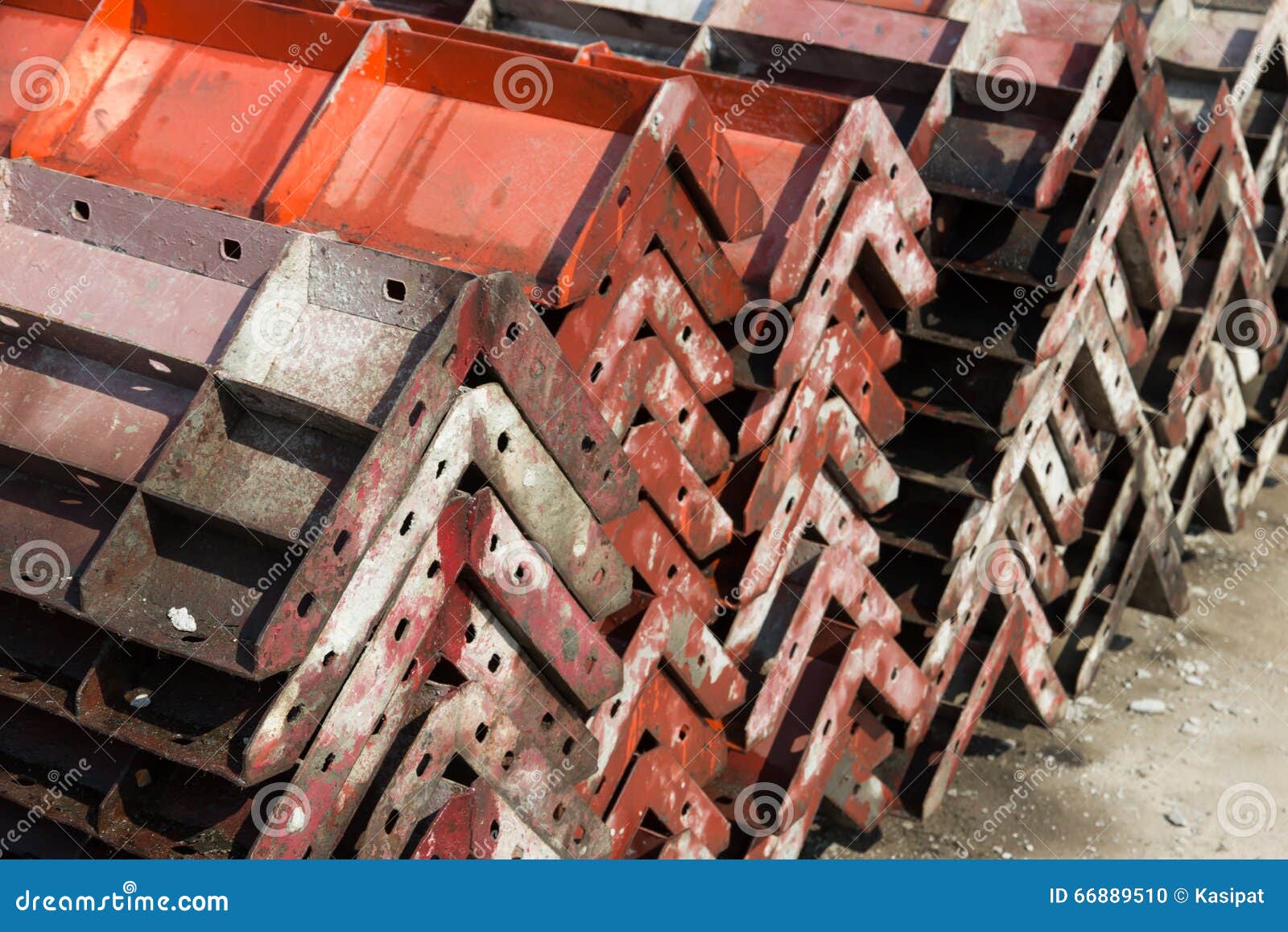 Columnas de acero foto de archivo. Imagen de profesional - 66889510