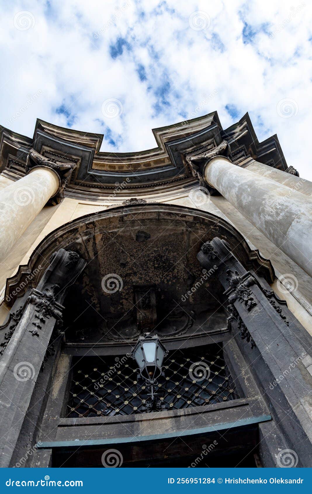 Columnas De La Catedral Dominicana De Lviv Foto de archivo - Imagen de ...