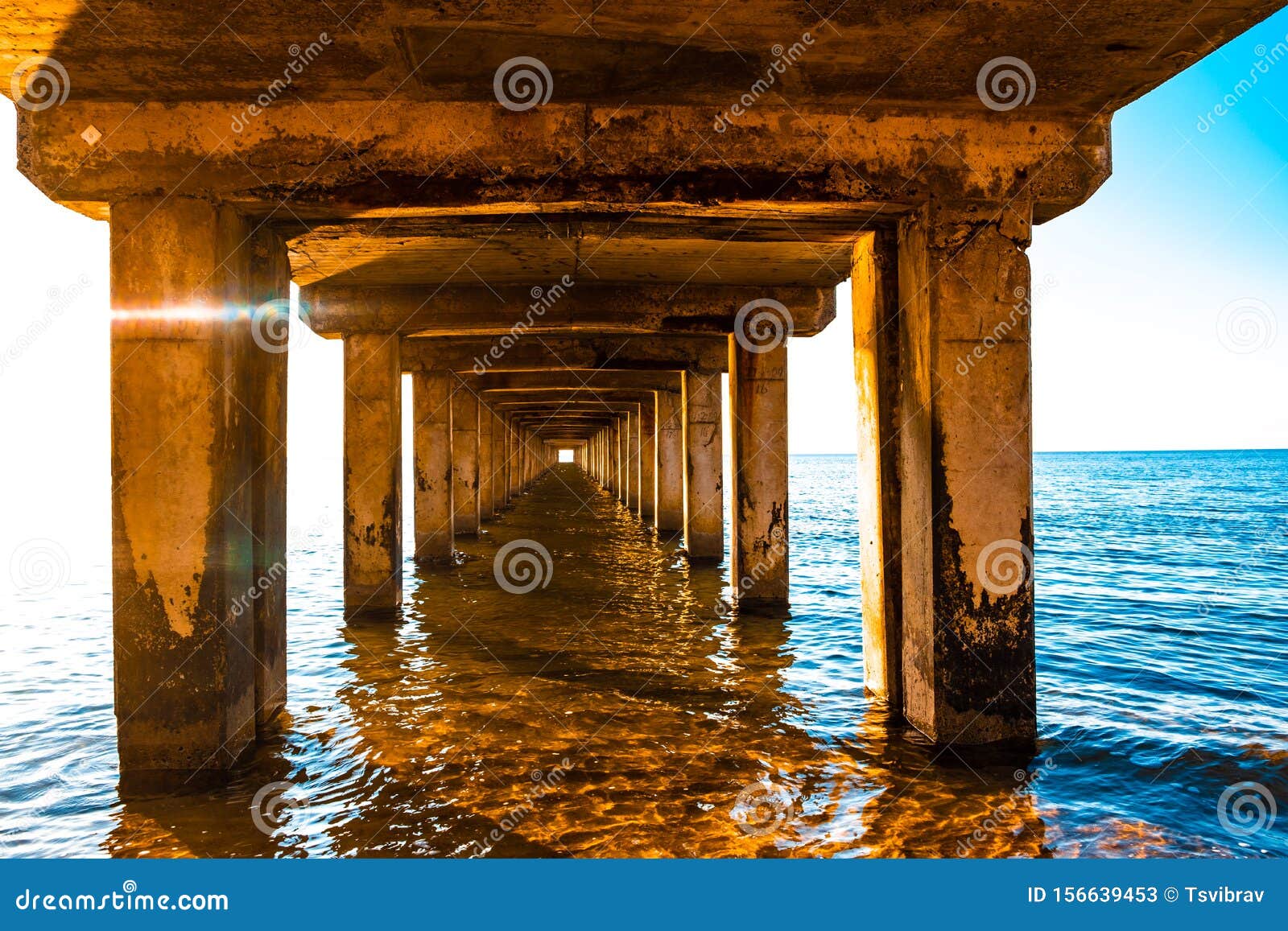 Columnas De Madera Debajo De Un Viejo Muelle Largo Imagen de archivo ...