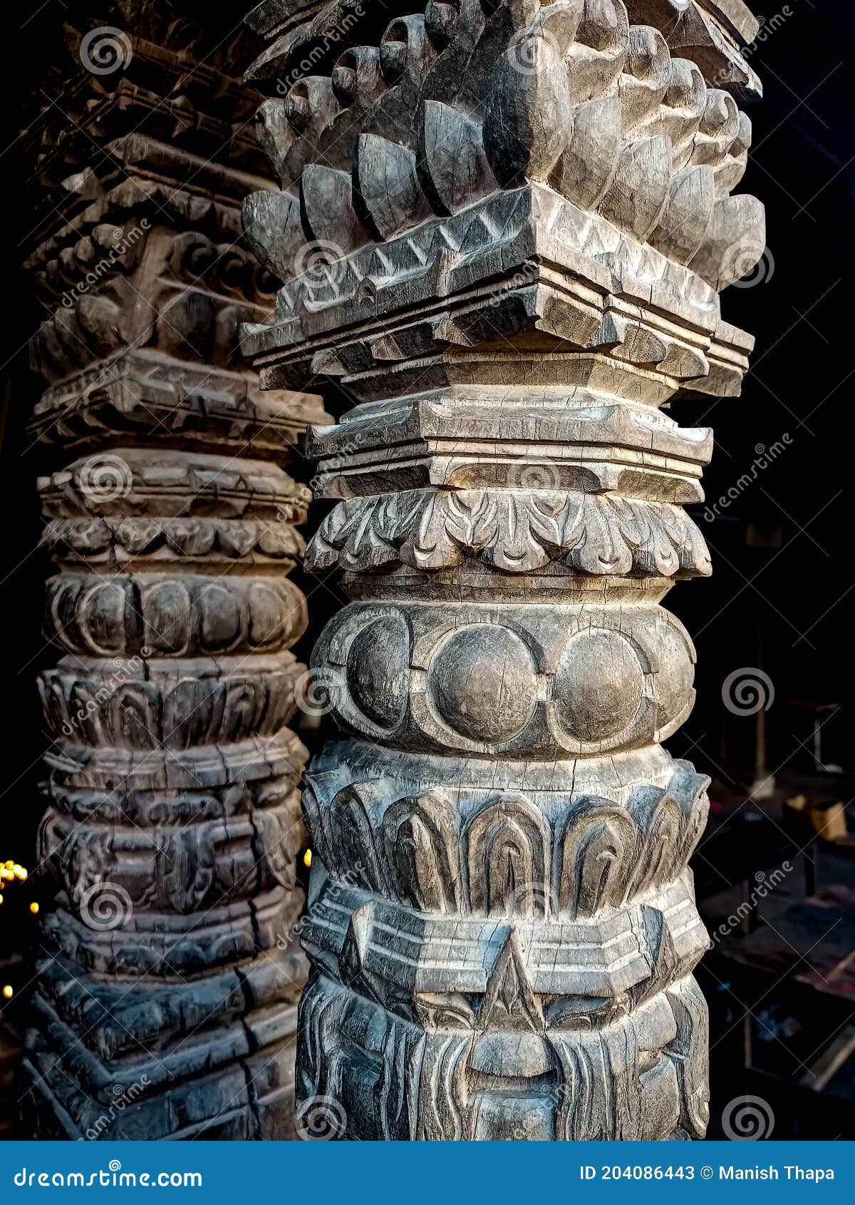 Columnas De Madera Hechas a Mano Columnas De Madera Imagen de archivo ...