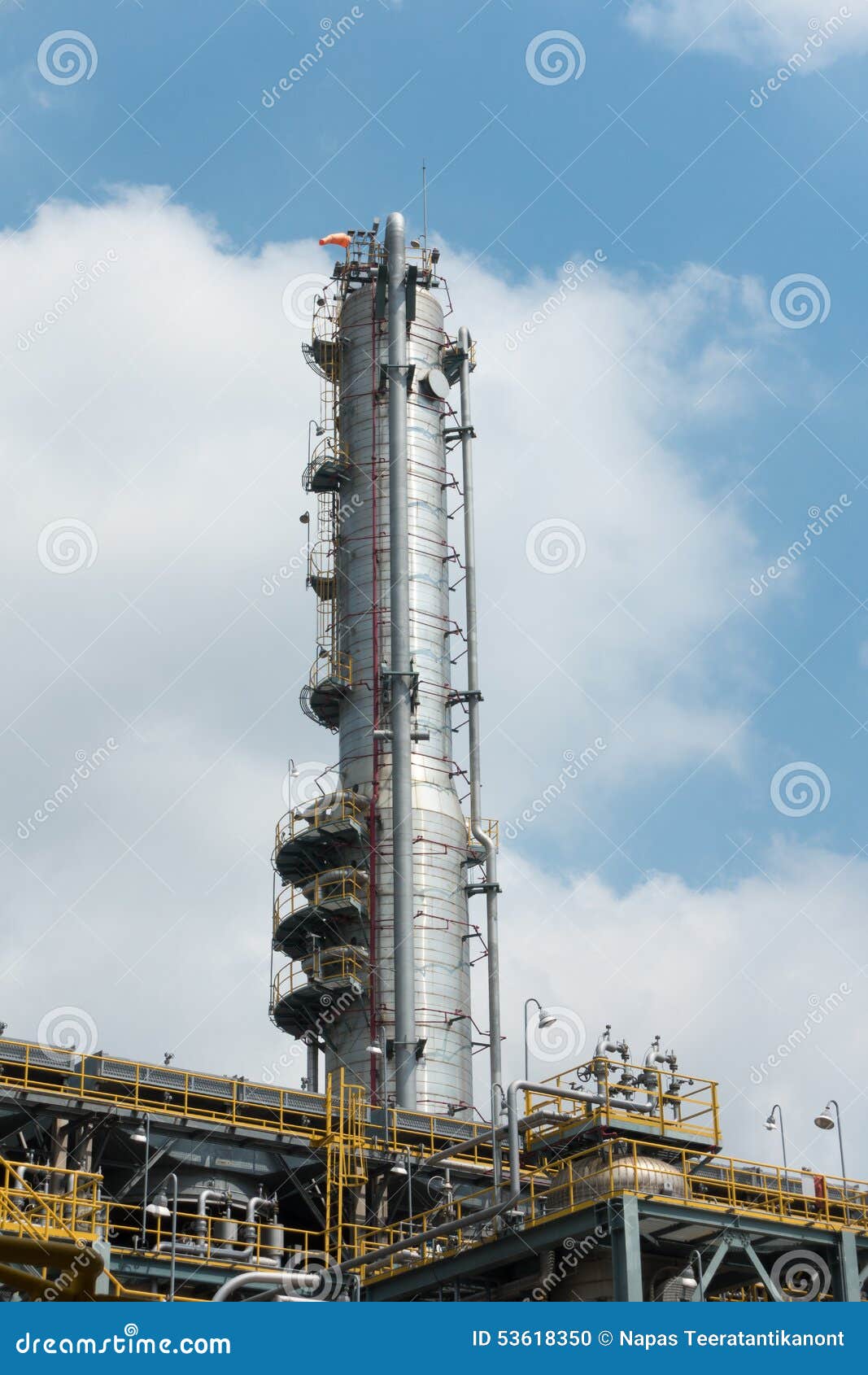 Columnas De Proceso De La Planta De Gas Natural Foto de archivo ...