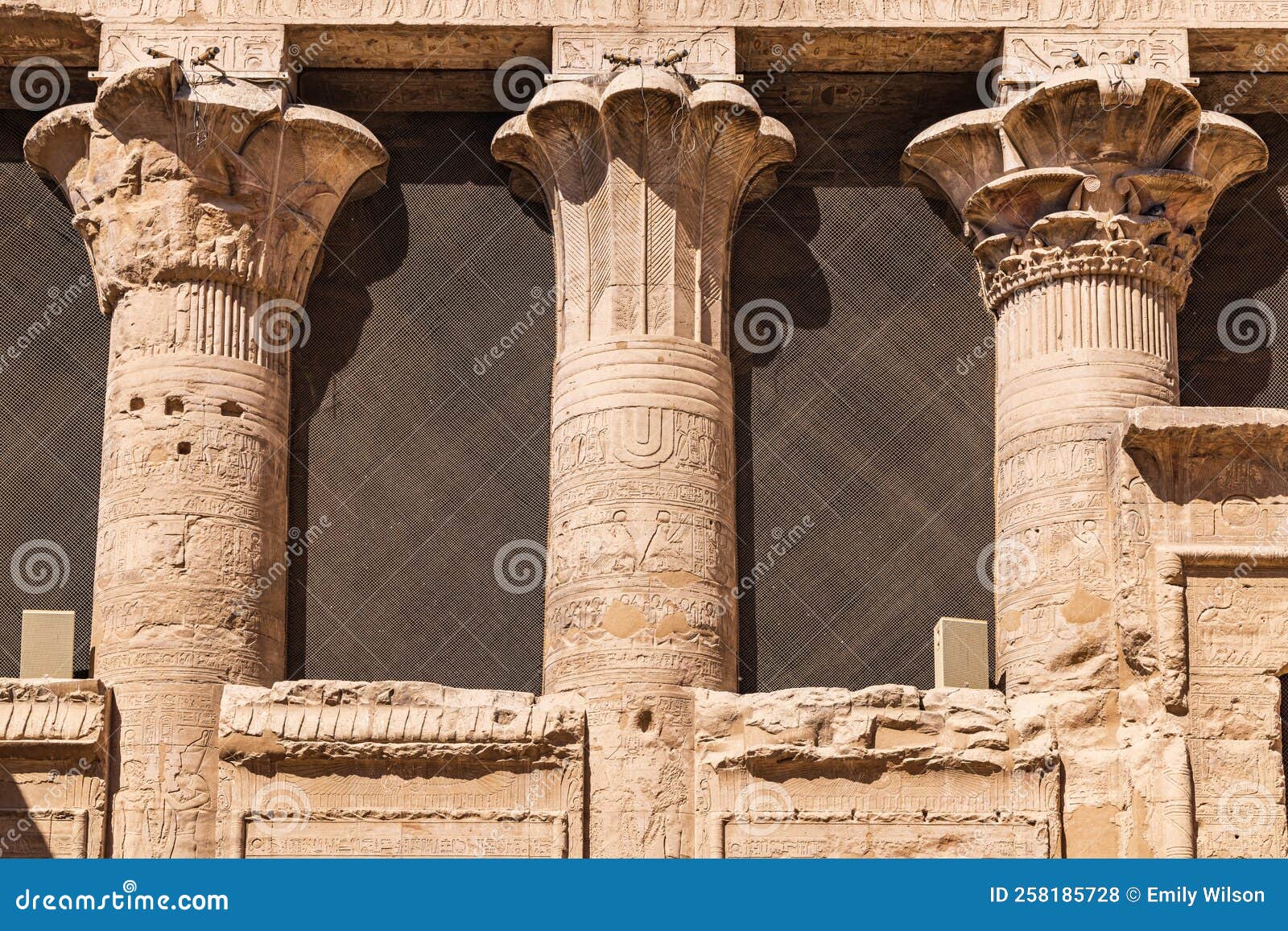 Columnas Decoradas En El Templo De Horus at Edfu Foto de archivo ...