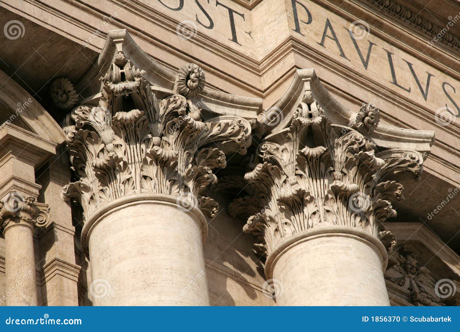 Columnas del Corinthian foto de archivo. Imagen de adornado - 1856370