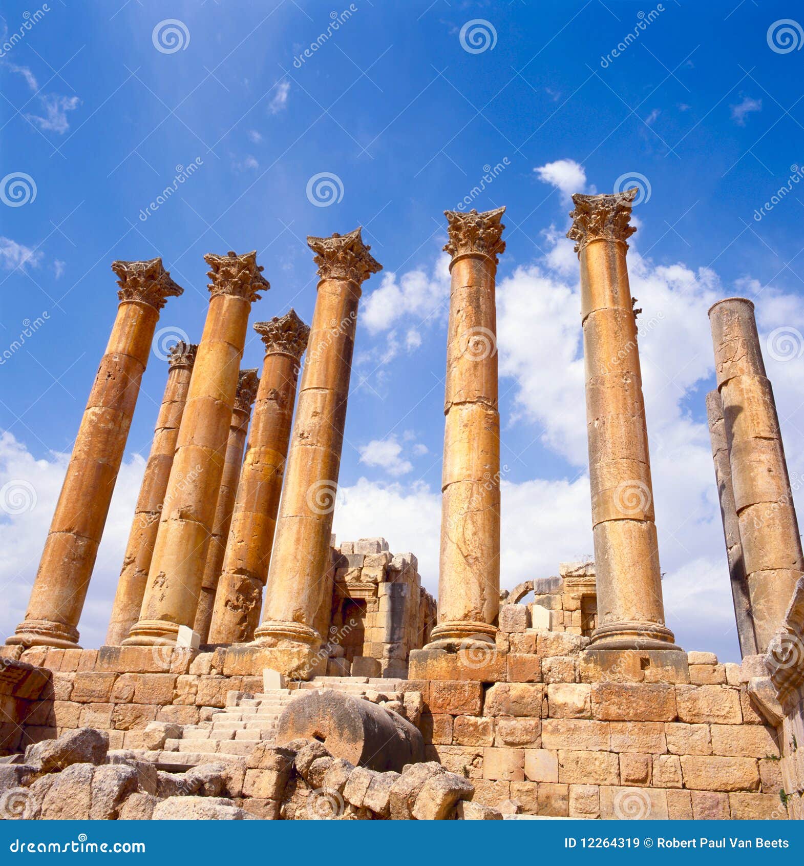 Columnas Del Corinthian En Jerash Imagen de archivo - Imagen de romano ...
