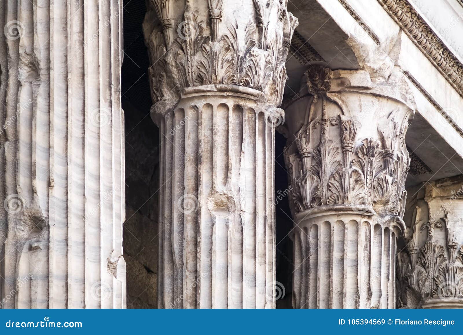 Columnas Del Corinthian Del Templo Antiguo Del ` S De Adriano Imagen de ...