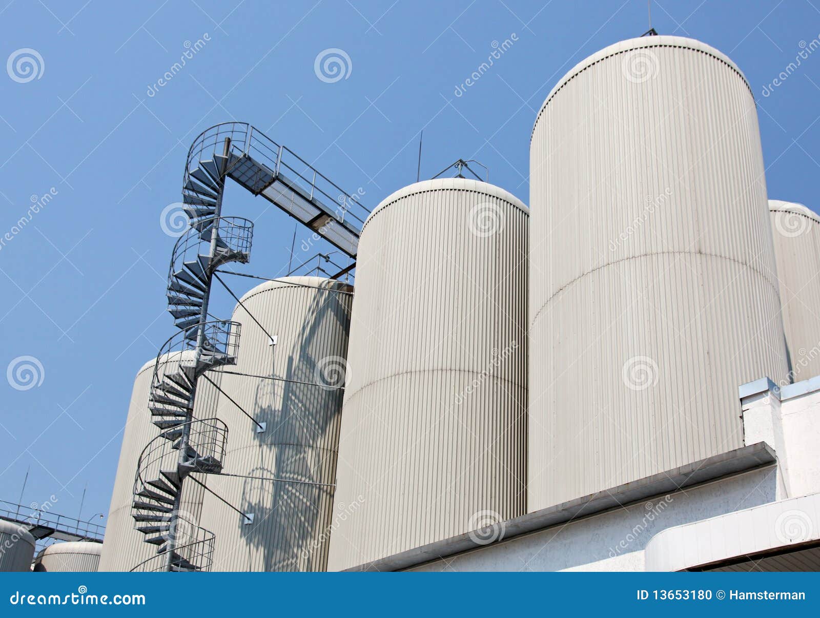Columnas Distillating Industriales Foto de archivo - Imagen de molino ...