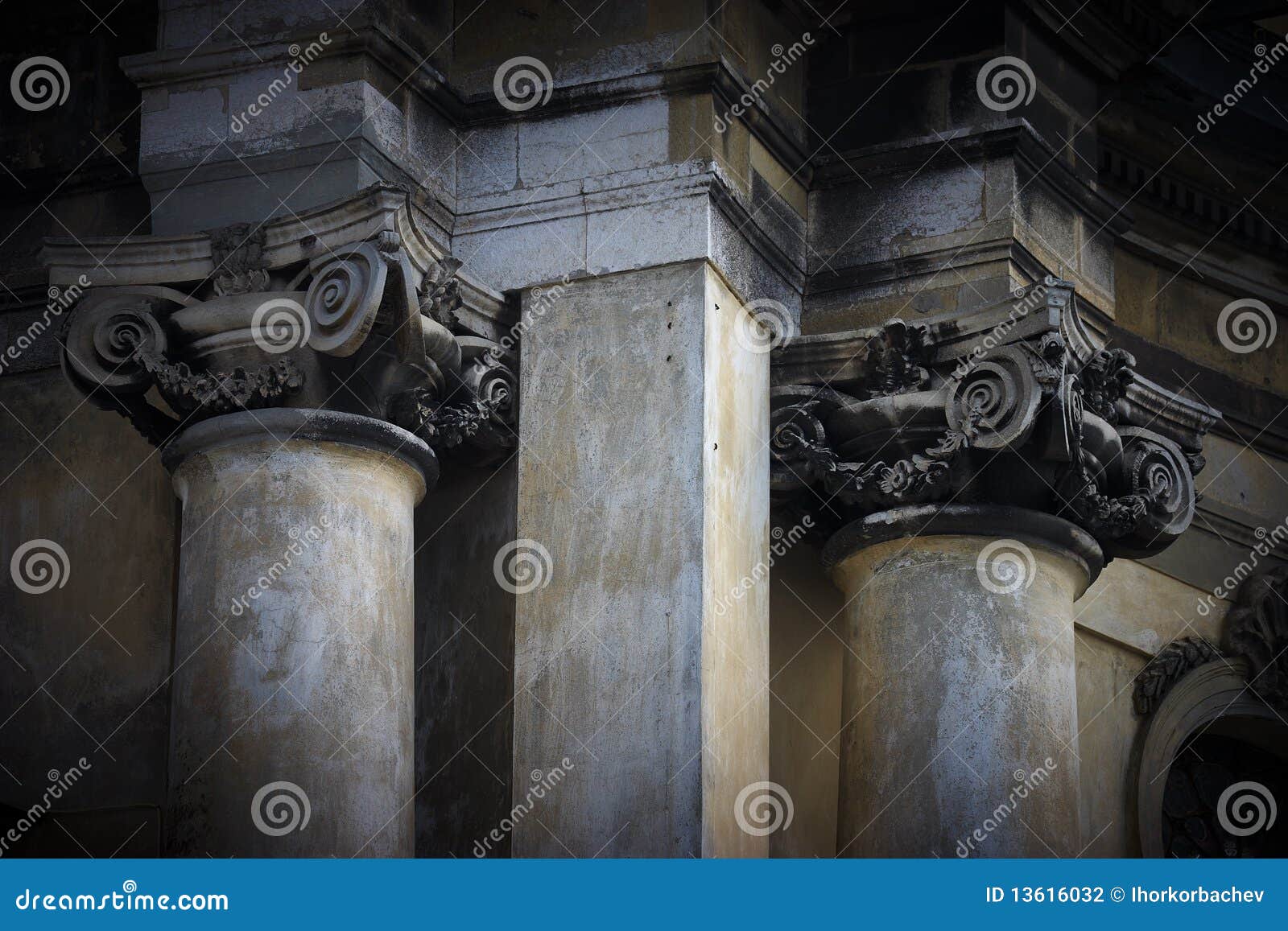 Columnas en estilo barroco foto de archivo. Imagen de antigüedad - 13616032
