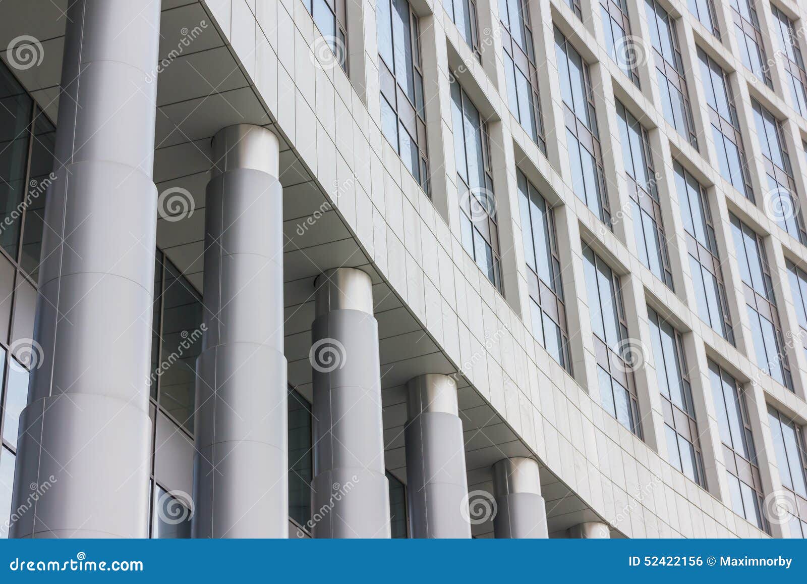 Columnas grandes del metal foto de archivo. Imagen de columnas - 52422156