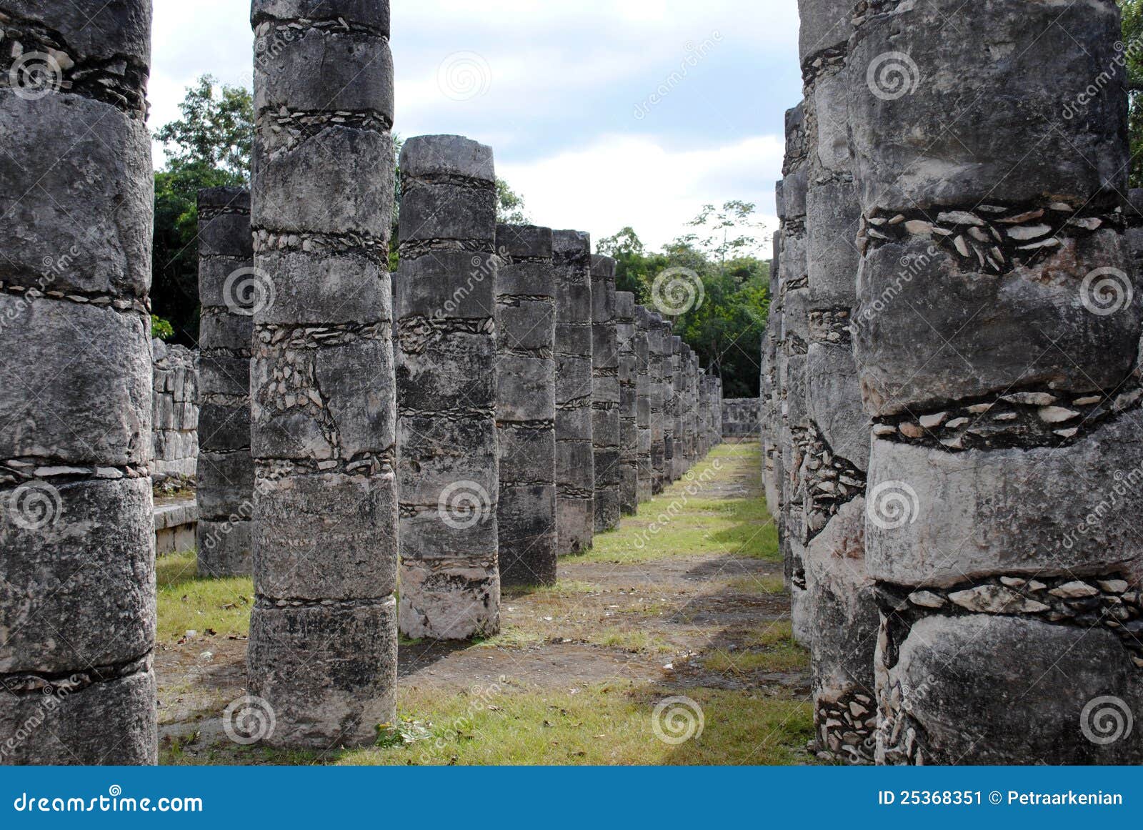 Columnas Por El Templo De Los Guerreros Chichen Itza Imagen de archivo ...