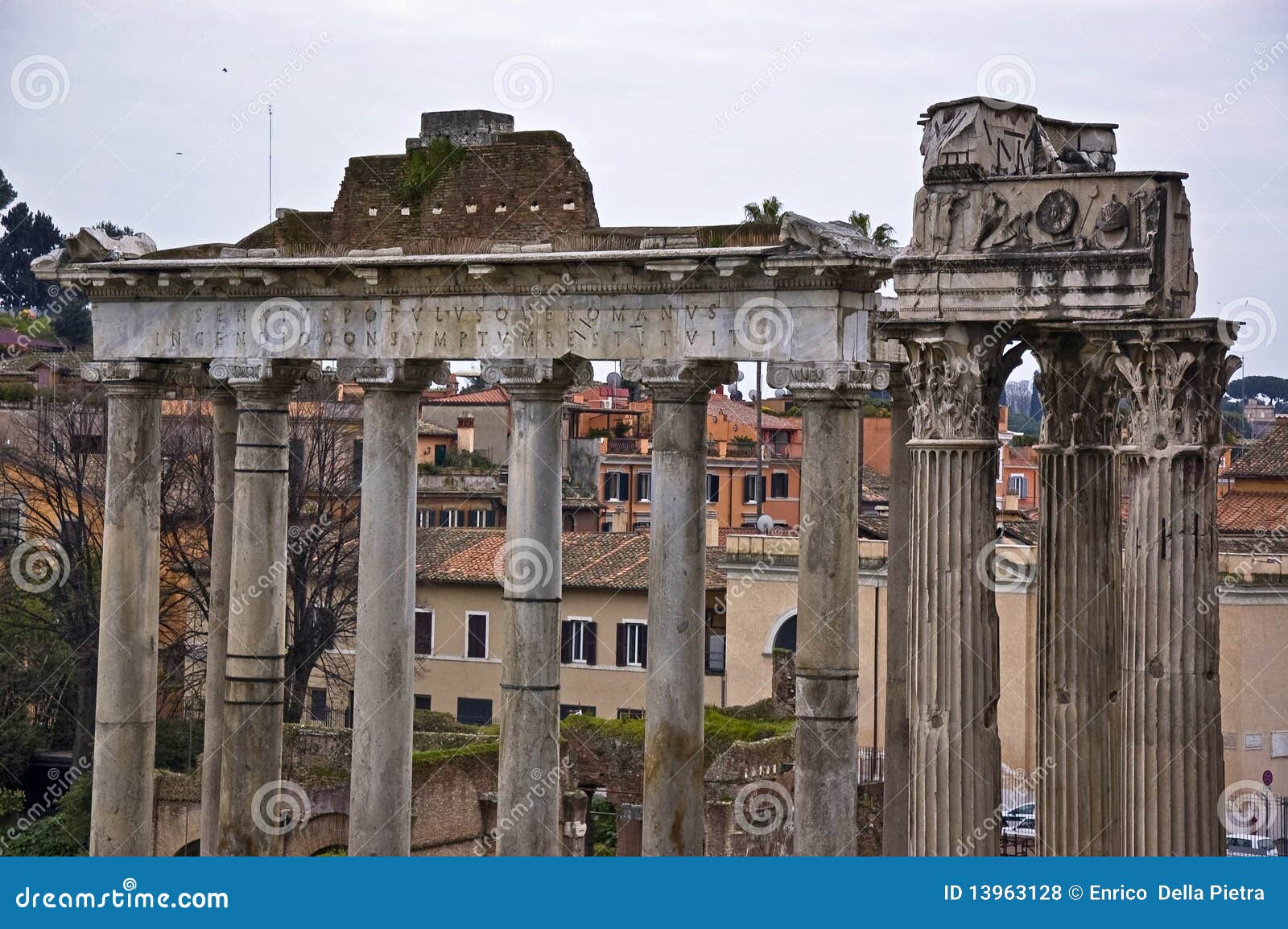 Columnas romanas foto de archivo. Imagen de construido - 13963128