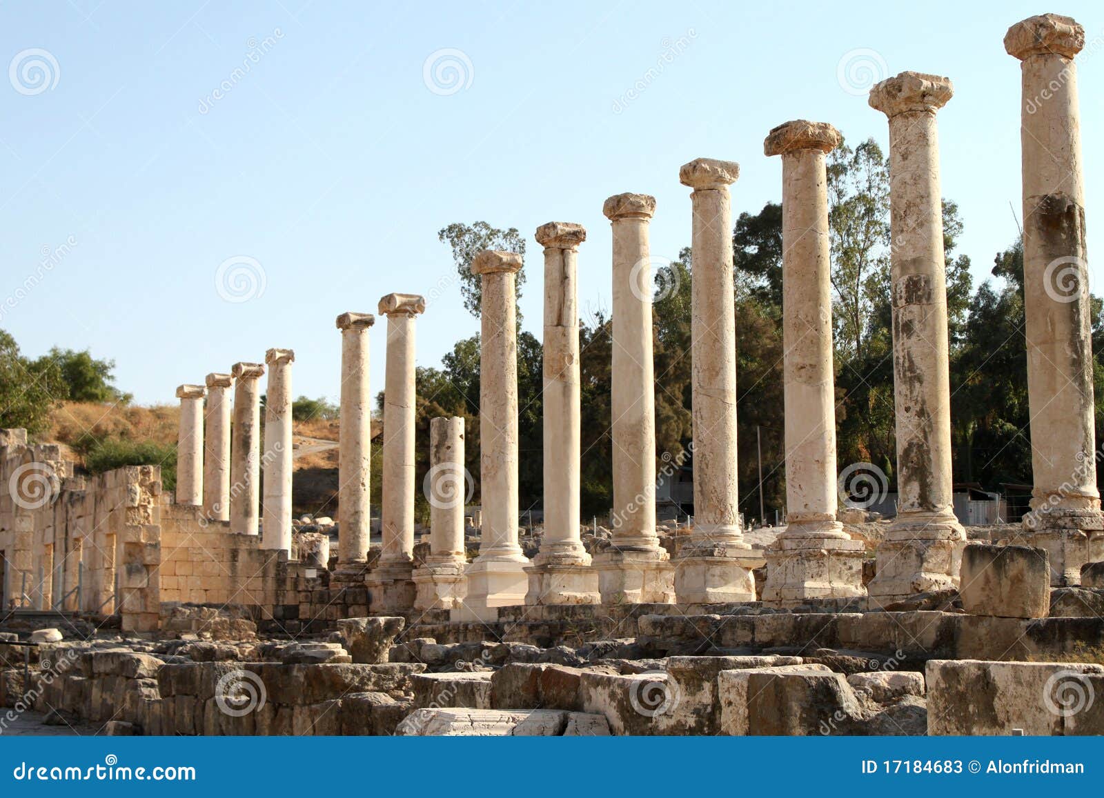 Columnas Romanas Fotos de archivo - Imagen: 17184683